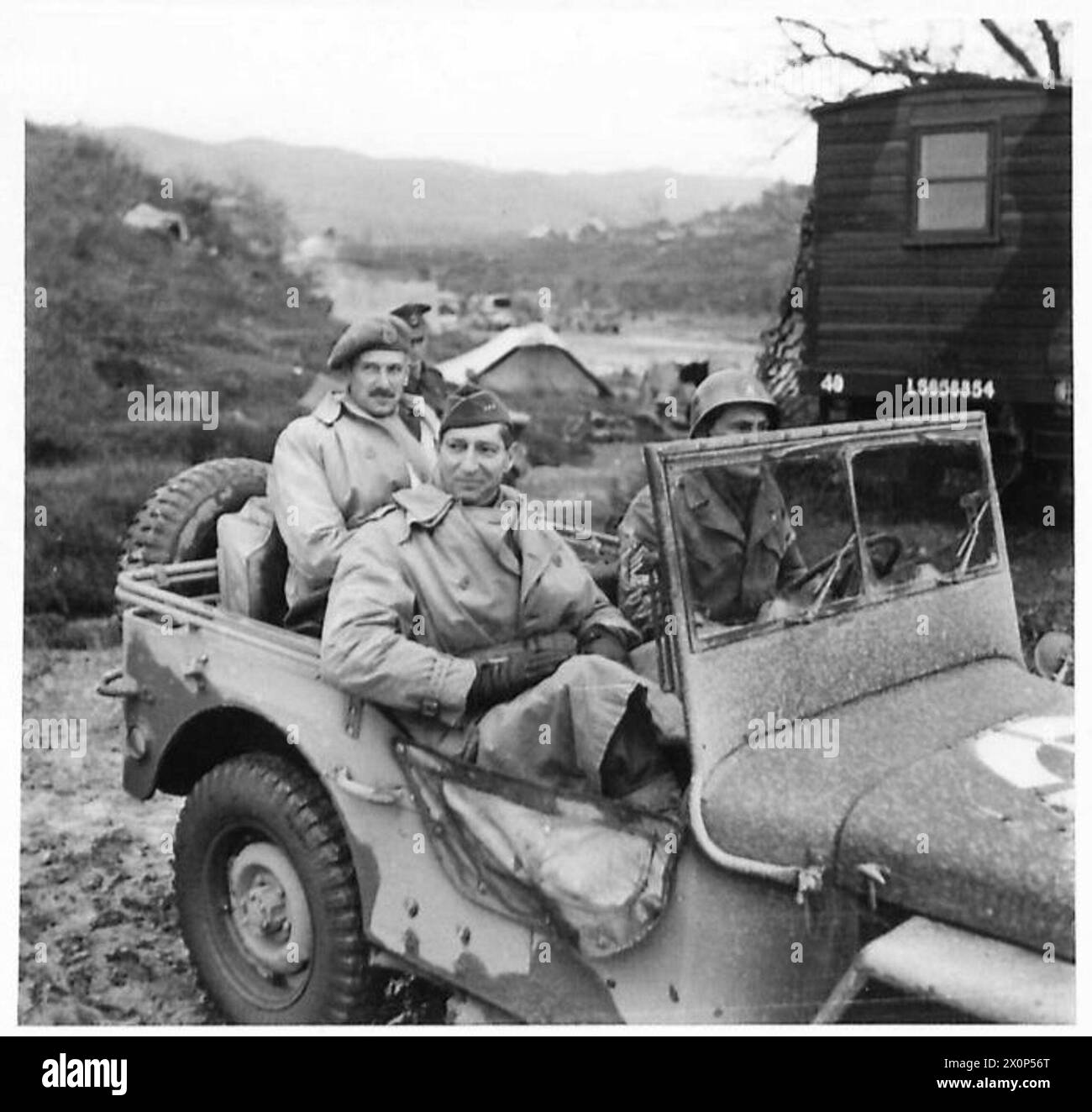 A.A.I. COMMANDER VISITS BRITISH 5TH ARMY DIVISIONS - General Clark and ...