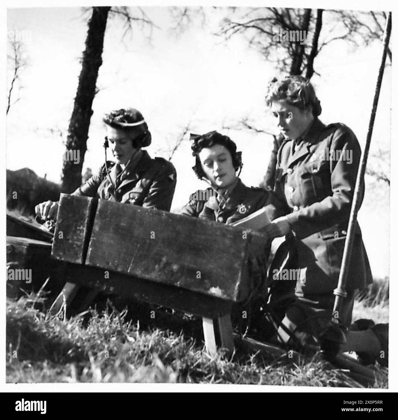 ATS WIRELESS OPERATORS TRAINING BATTALION - Girls receiving messages in ...