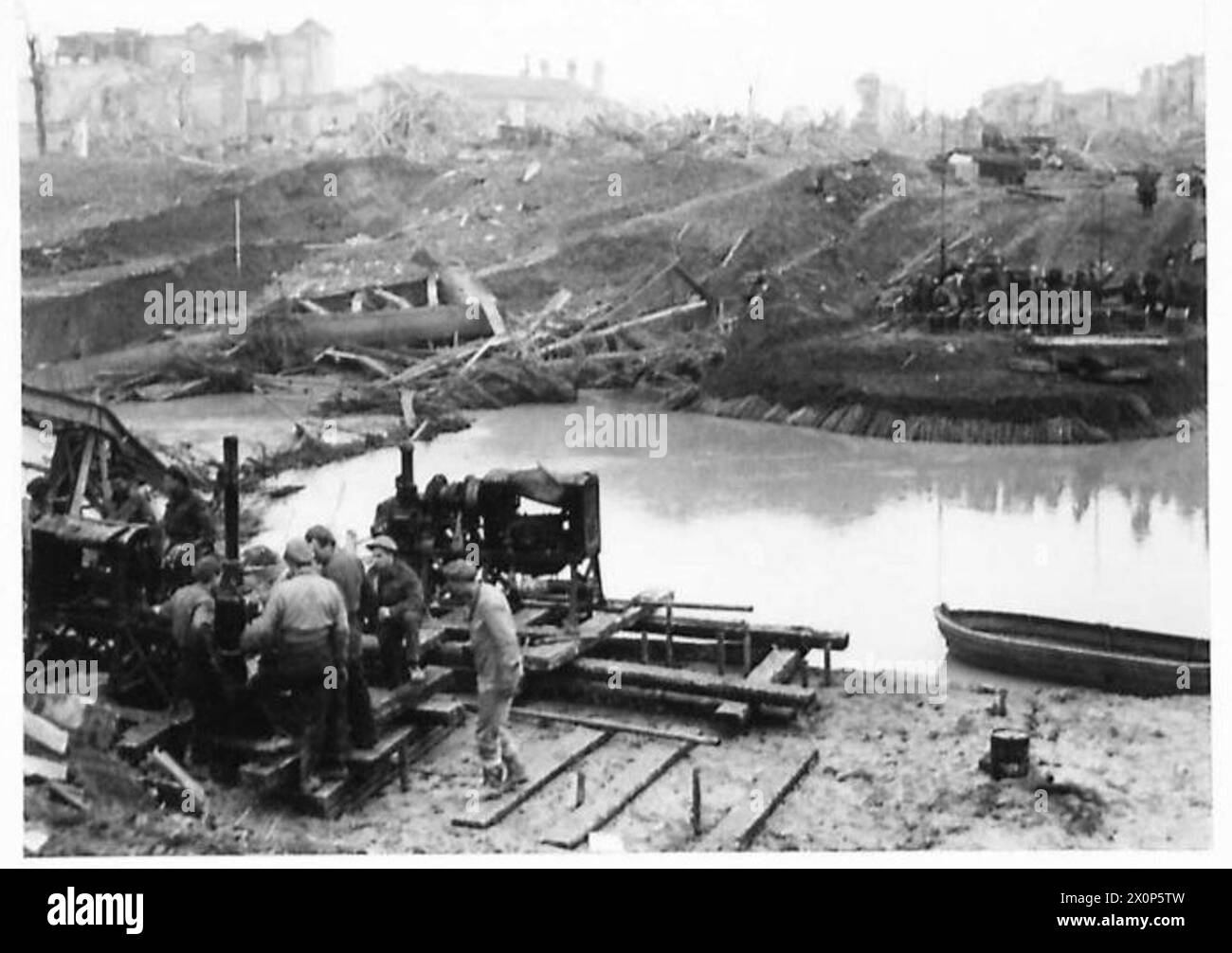 Bailey bridge across river hi-res stock photography and images - Alamy