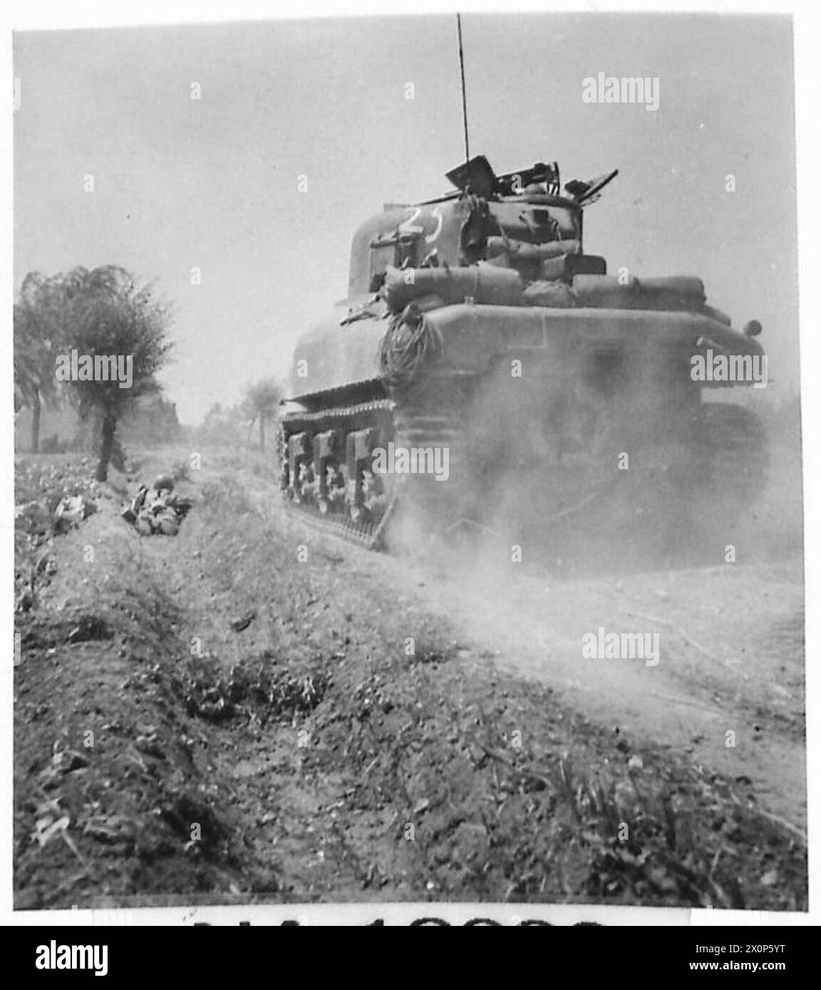 FIFTH ARMY : VARIOUS - Infantry and tanks approach a pocket of ...