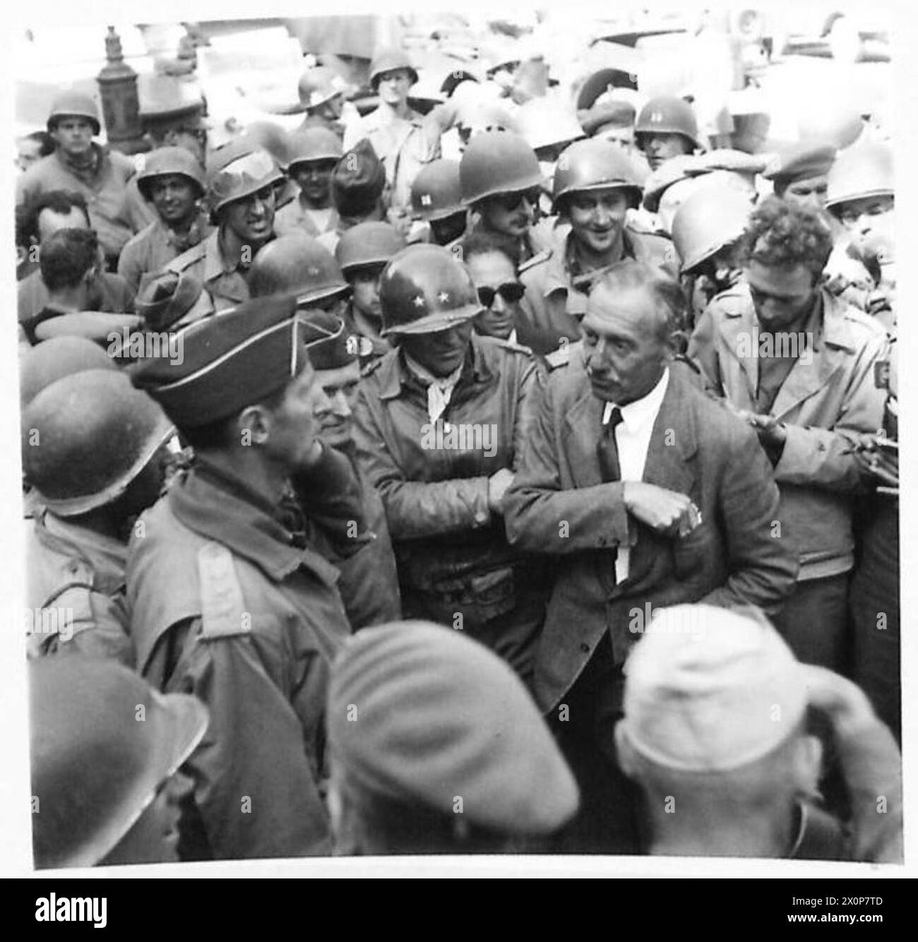 ITALY : SCENES AS ROME SURRENDERS TO THE FIFTH ARMY - In the centre of ...