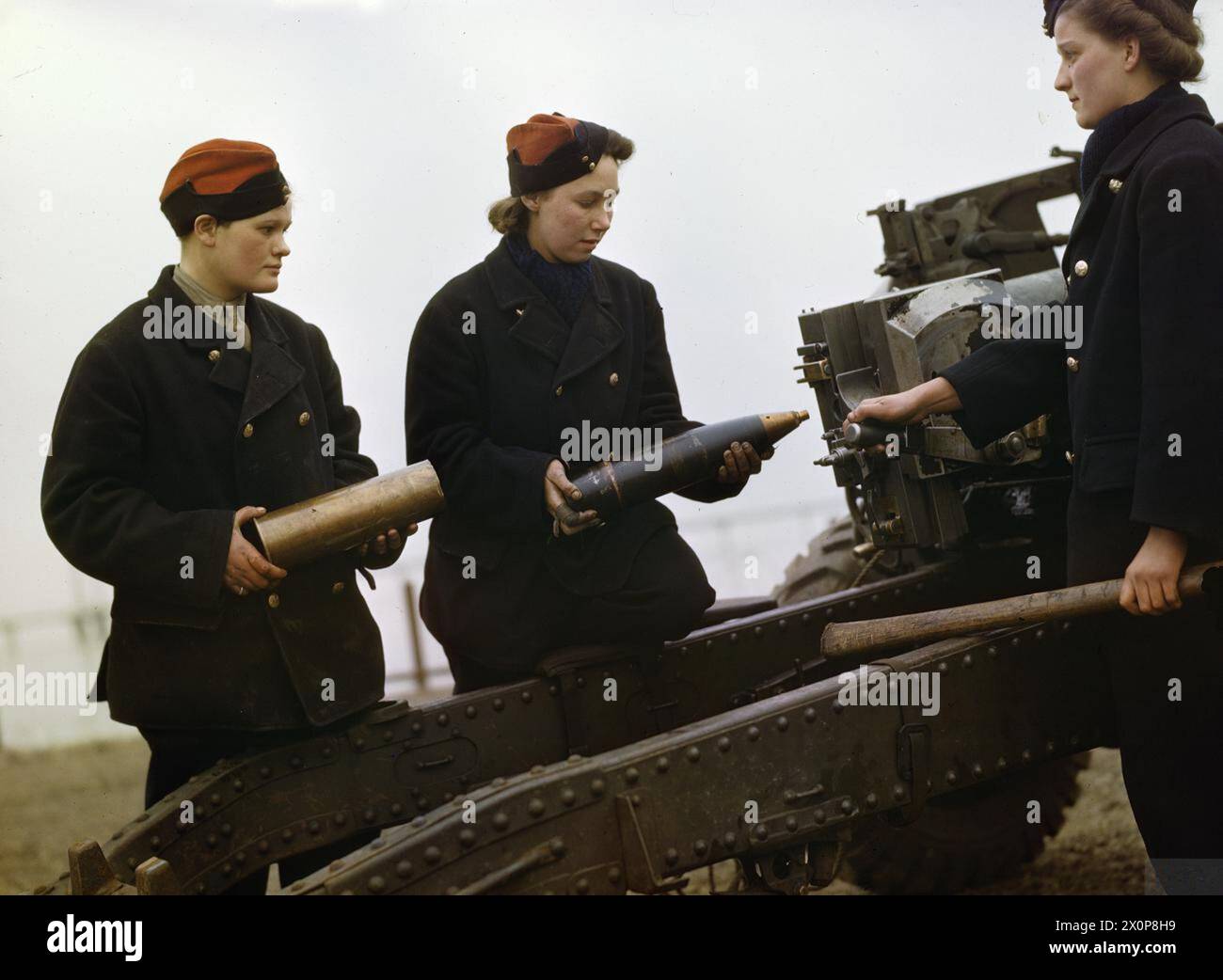 WOMEN AT WAR 1939 - 1945 - ATS (Auxiliary Territorial Service) girls ...