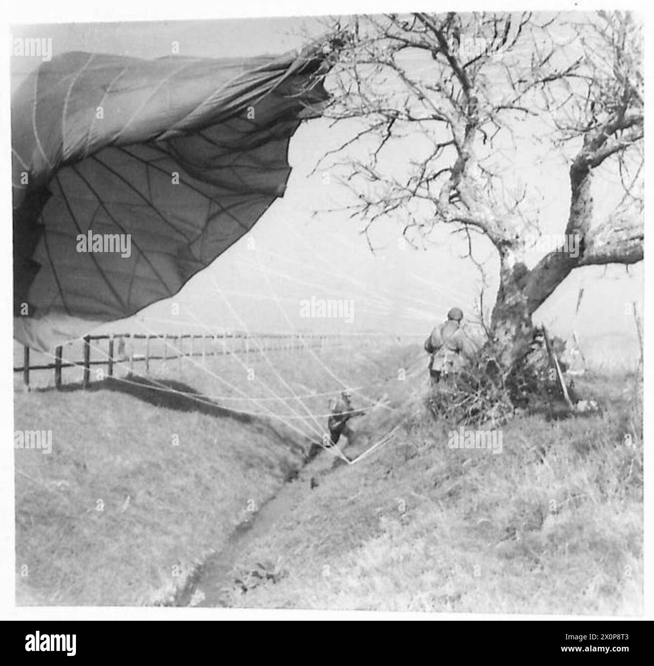 Parachute jump 2 men hi-res stock photography and images - Alamy