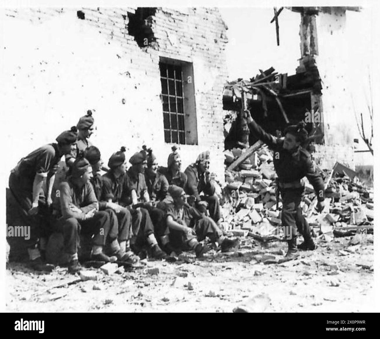 ITALY : AN IMPROVISED HAND GRENADE - Sgt. Cross demonstrates the method ...