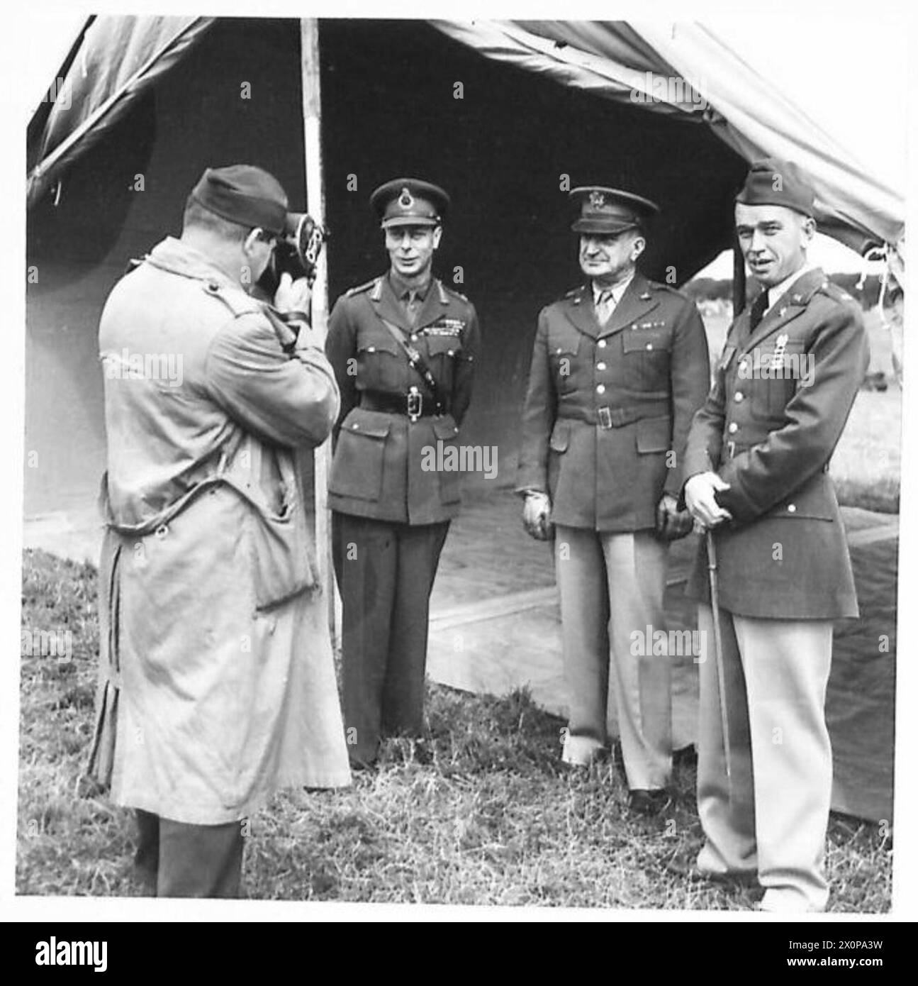 THE KING & QUEEN IN NORTHERN IRELAND - H.M. the King and Major General ...