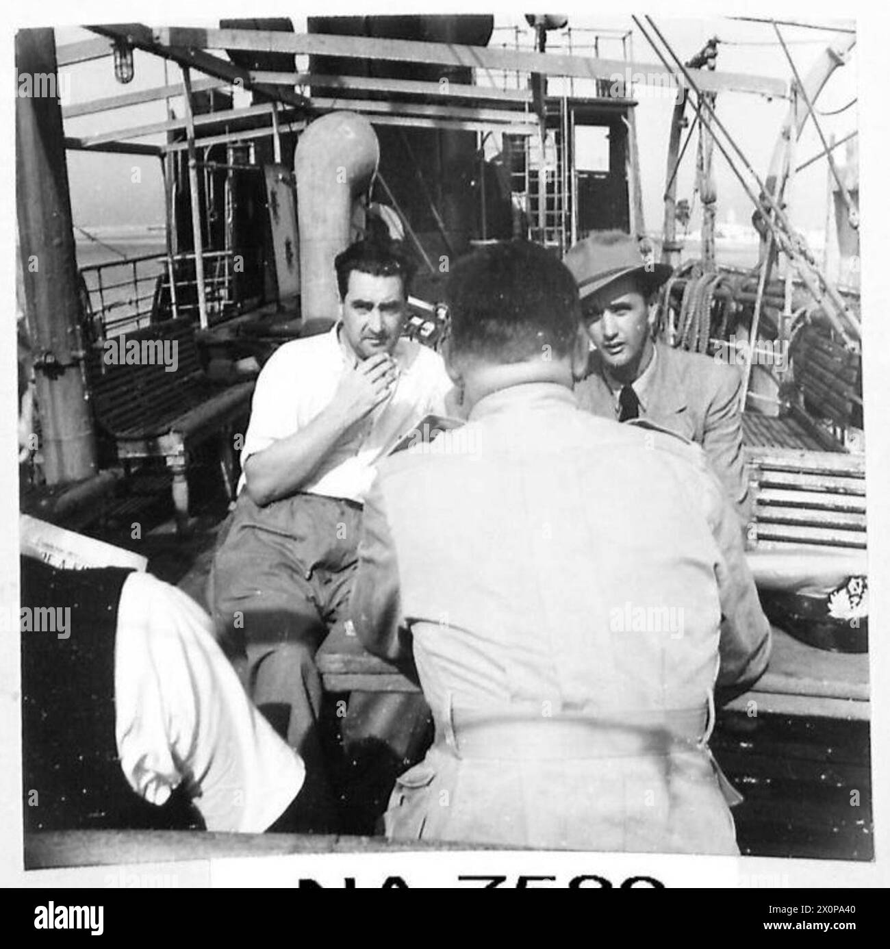 Refugees italy boat Black and White Stock Photos & Images - Alamy