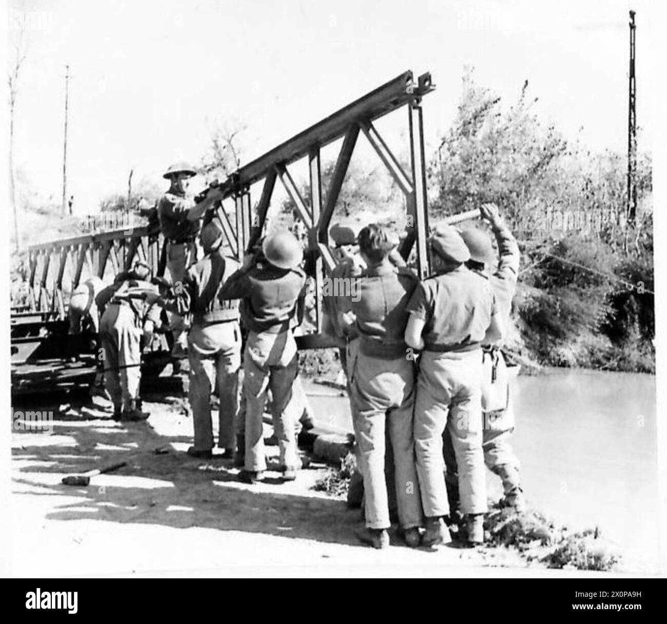 ITALY : FIFTH ARMY FRONT ROYAL ENGINEERS BRIDGE THE VOLTURNO RIVER ...