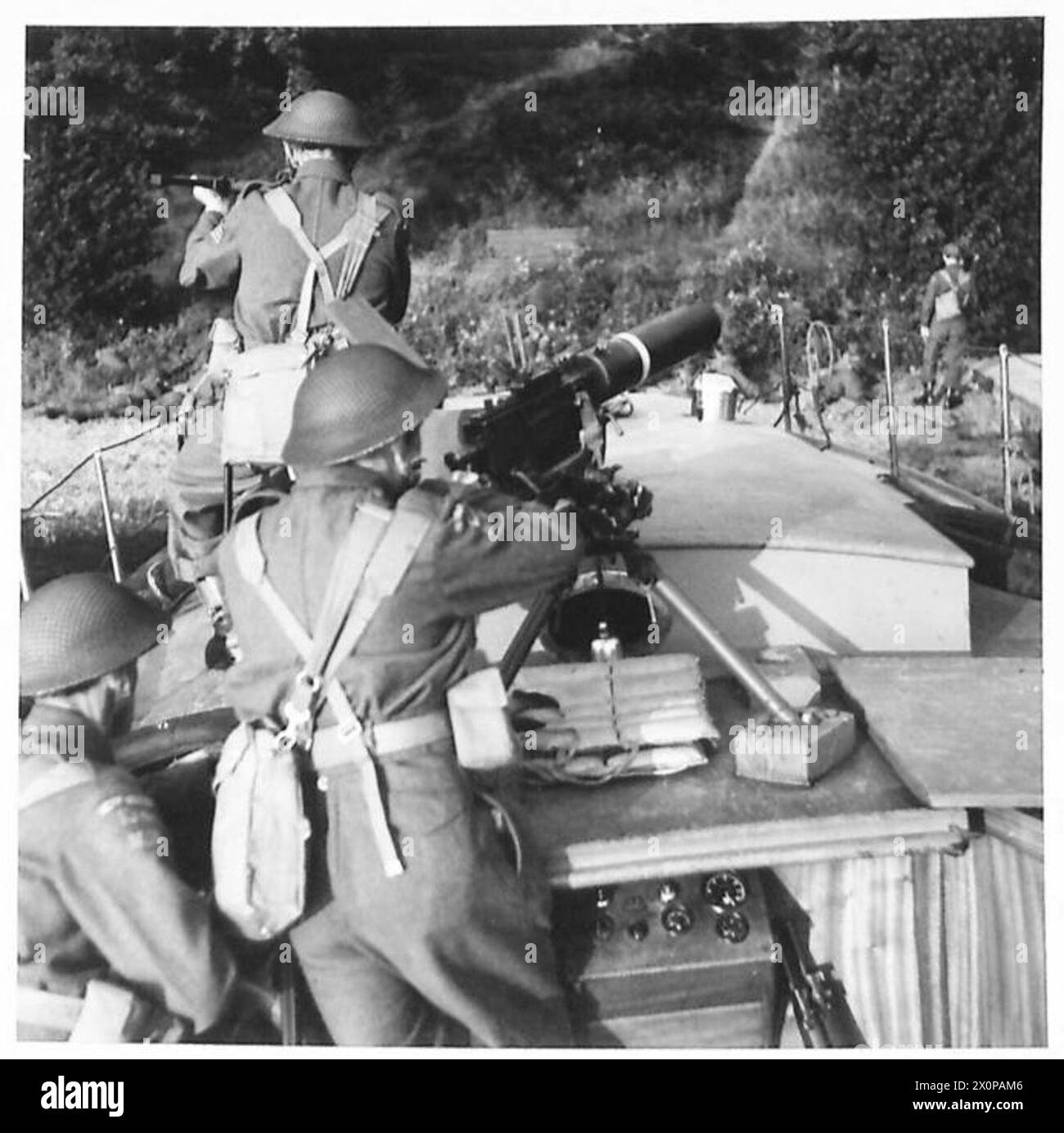 HOME GUARD "MARINES" - Machine gunner covers troops who have been ...
