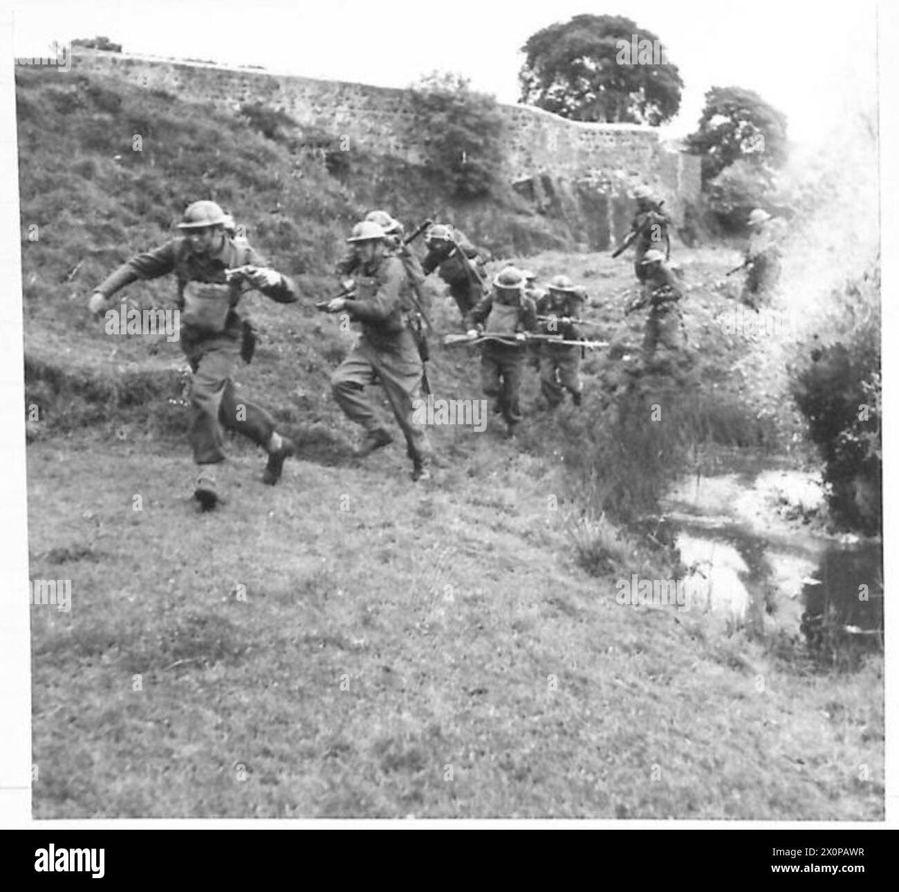 Soldiers advancing Cut Out Stock Images & Pictures - Alamy