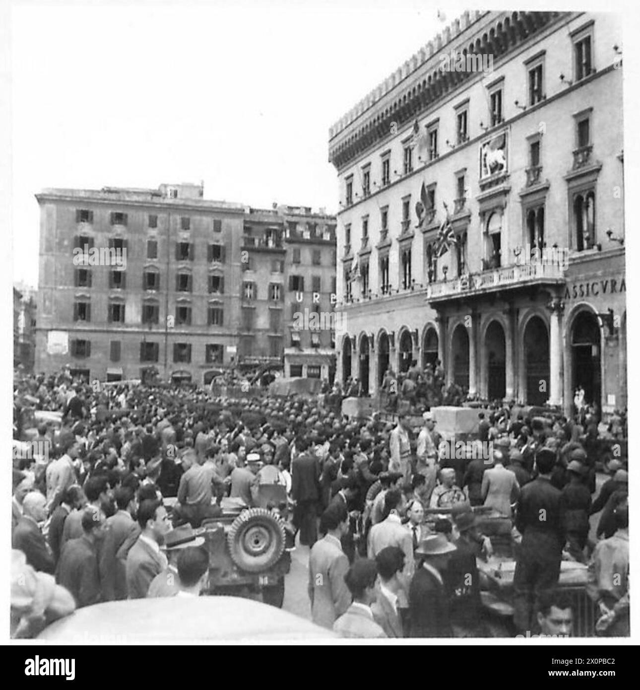 Photograph shows the first Italian troops entering Rome and being ...