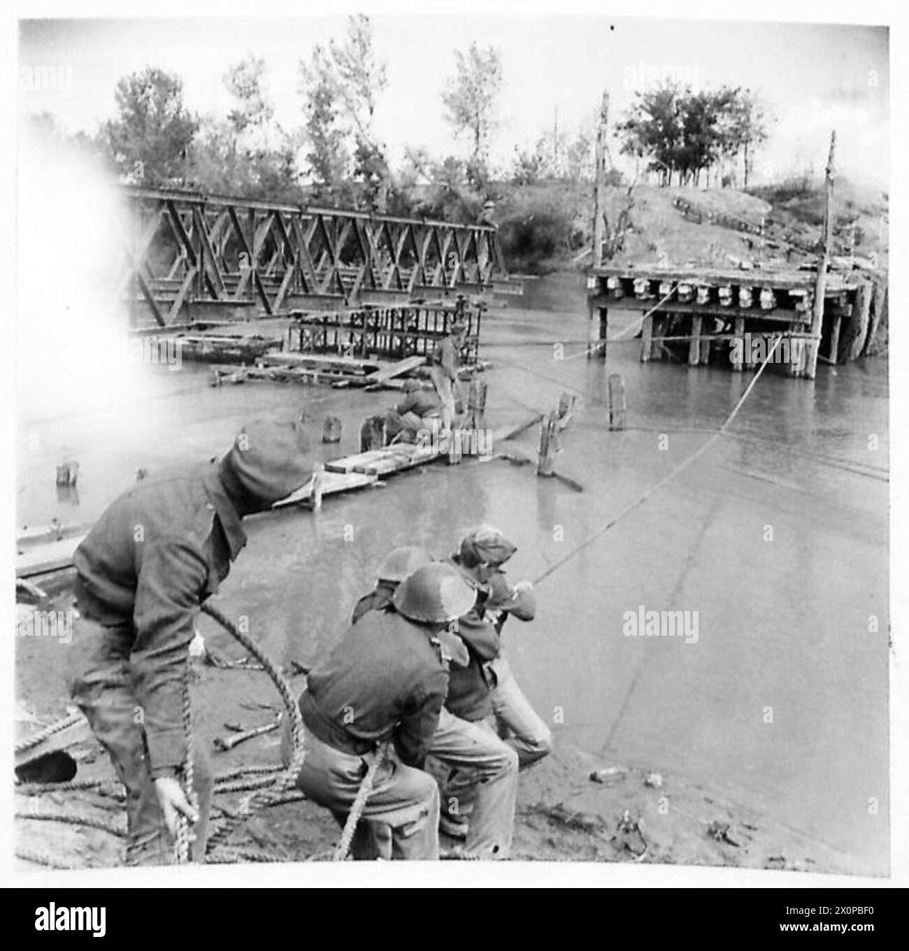 ITALY : FIFTH ARMY FRONT ROYAL ENGINEERS BRIDGE THE VOLTURNO RIVER ...