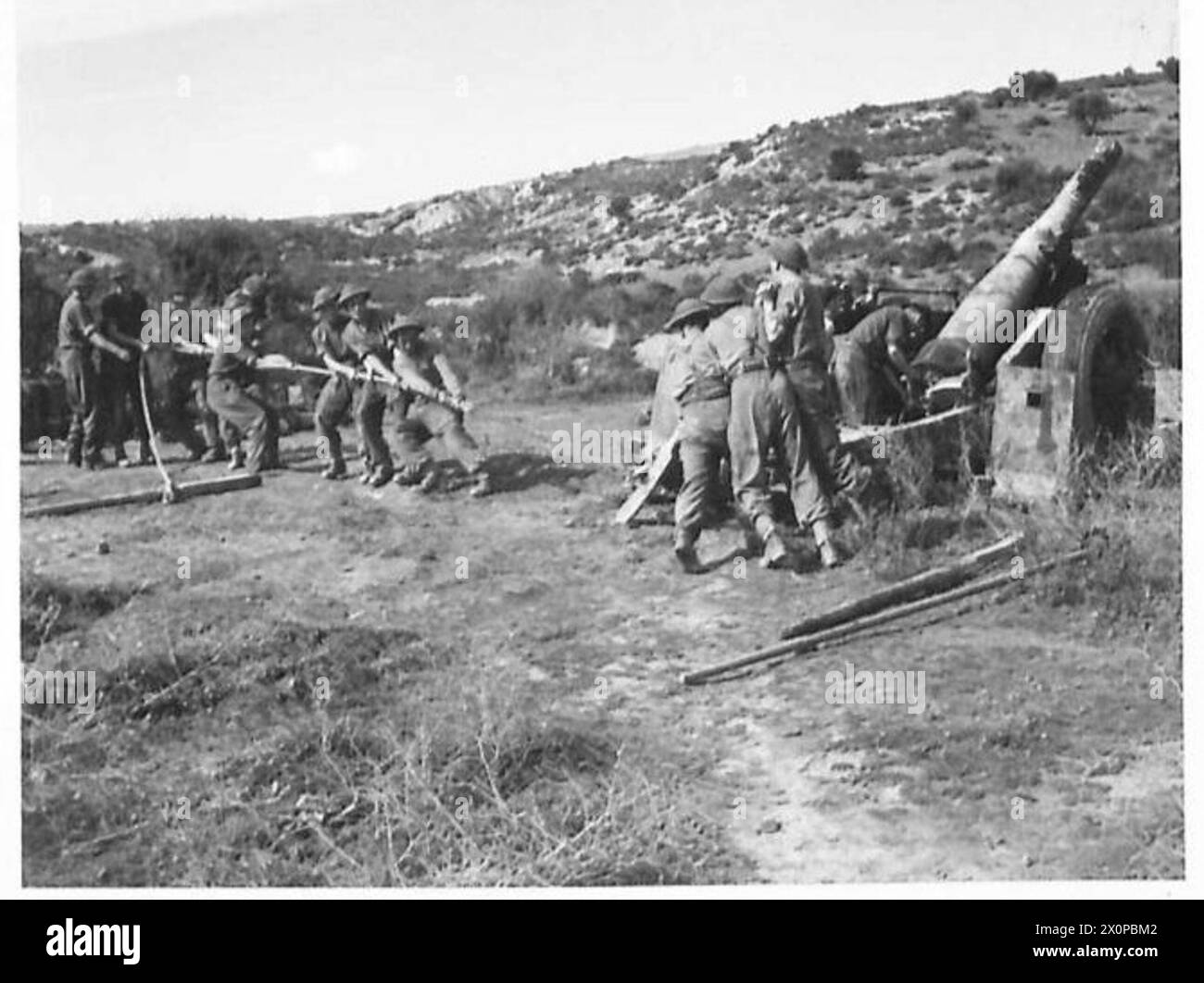 BRITISH HEAVY ARTILLERY IN ACTION ON THE MEDJEZ-EL-BAB FRONT TUNISIA ...