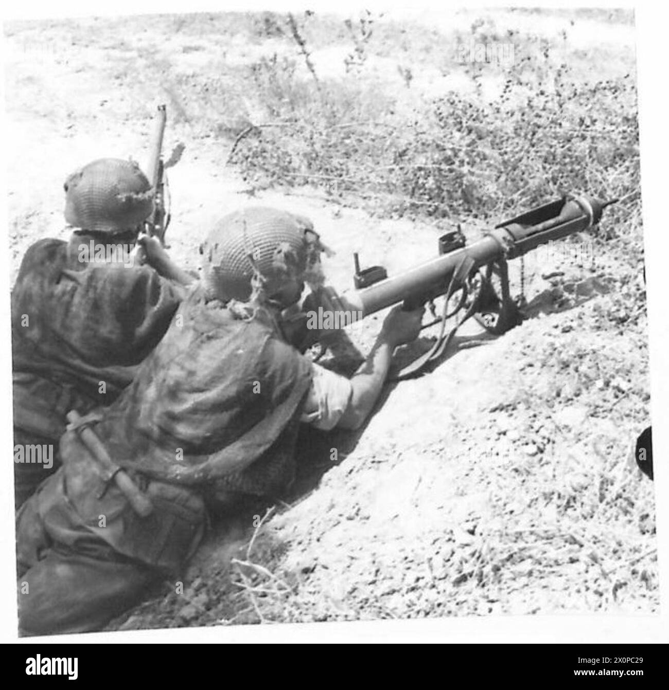 AIRBORNE DIVISION EXERCISE - FIAT Anti-tank projector in action ...