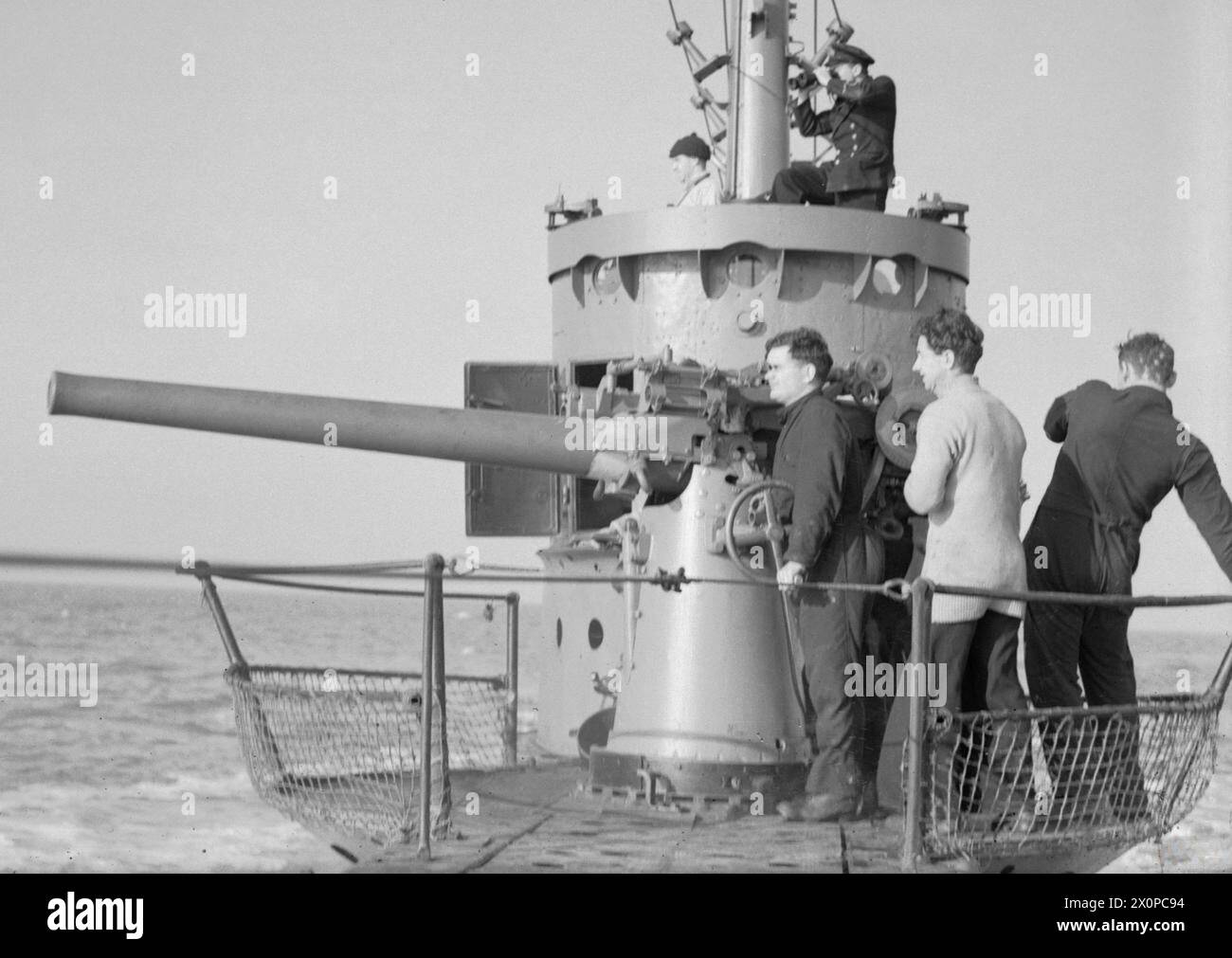 THE ROYAL NAVY DURING THE SECOND WORLD WAR - The gun's crew going into ...