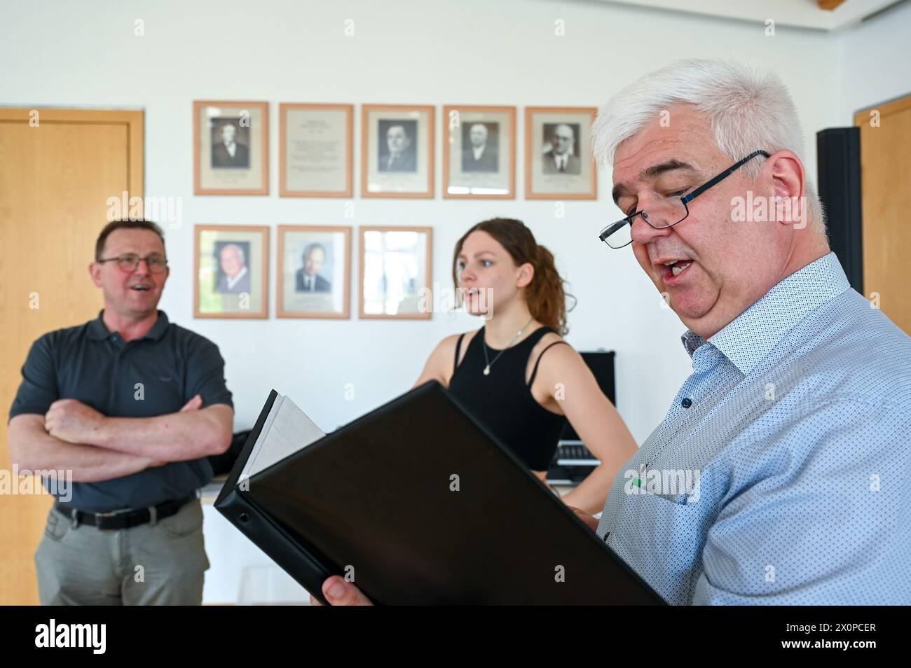 13 April 2024, Hesse, Flieden: Timo Zentgraf (r, non-party), Mayor of ...