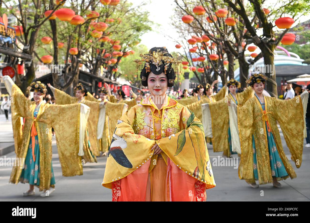 (240413) -- XI'AN, April 13, 2024 (Xinhua) -- Dancers donning ...