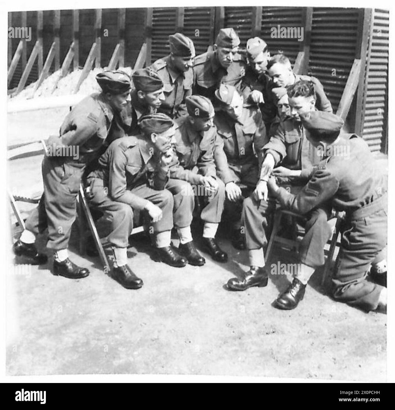 NO.1 TRAINING DEPOT RAMC AT CROOKHAM - Demonstrating rounds on a dummy ...