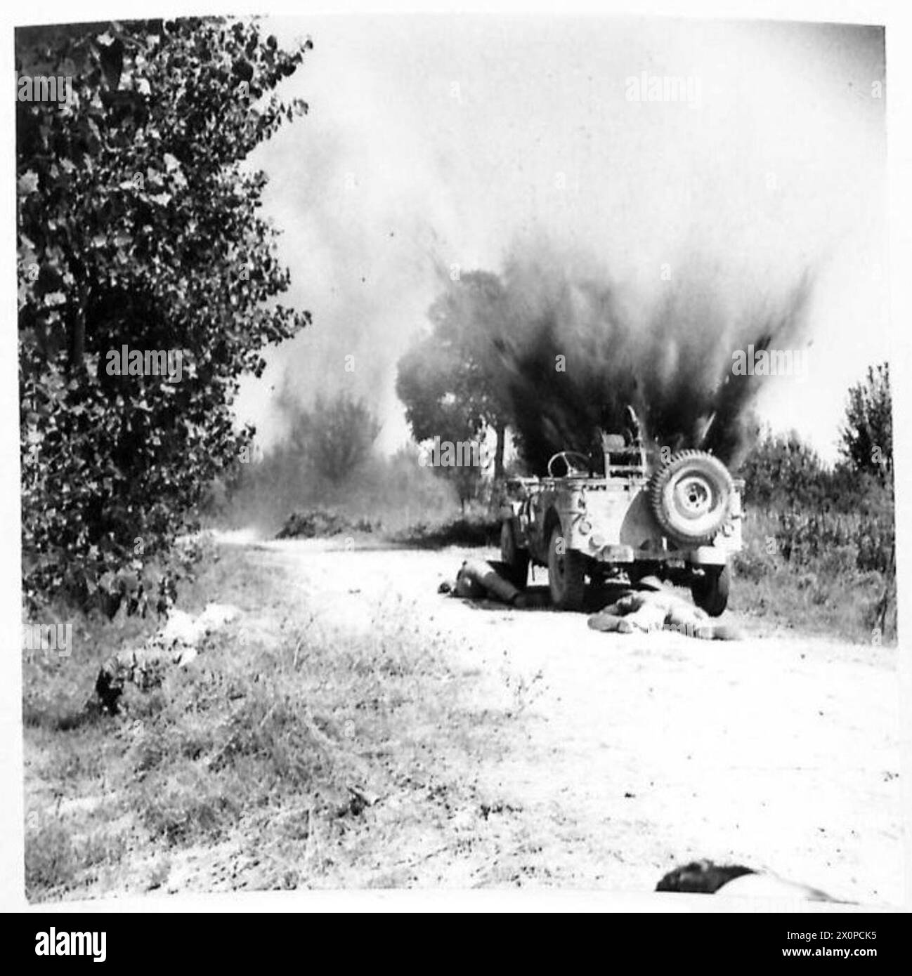 INVASION OF ITALY : FIFTH ARMY - Signals Linesmen duck for cover as ...