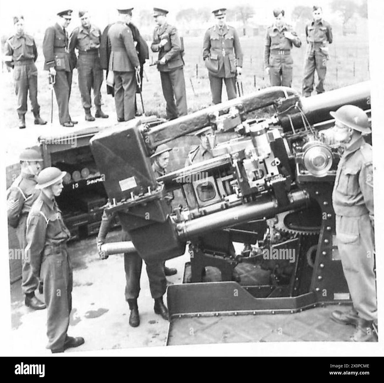 SCOTTISH NEWSPAPER EDITORS WATCH AA COMMAND DEMONSTRATION - Major ...