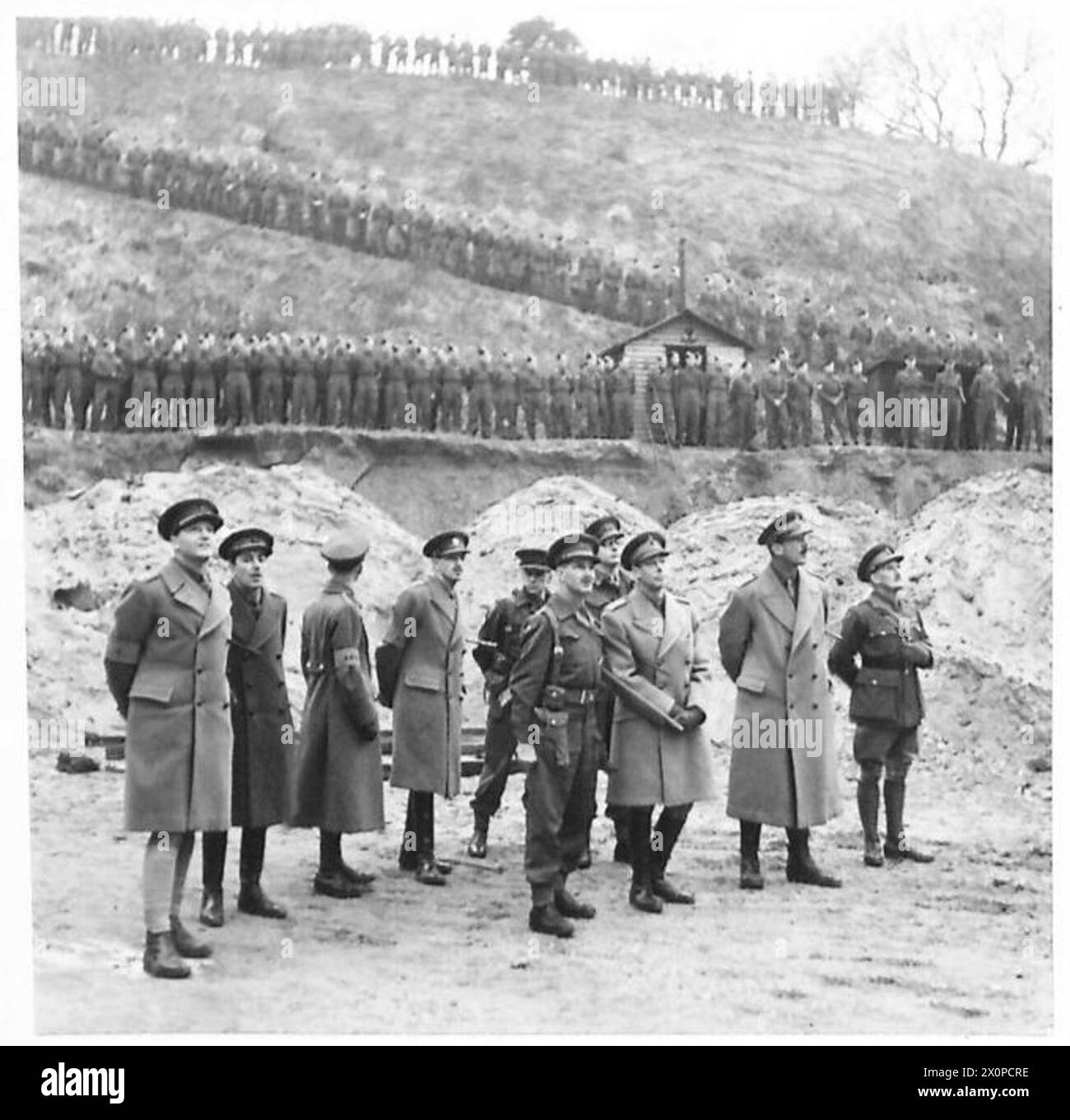 The King observes army 'hardening' tactics with senior officers and ...