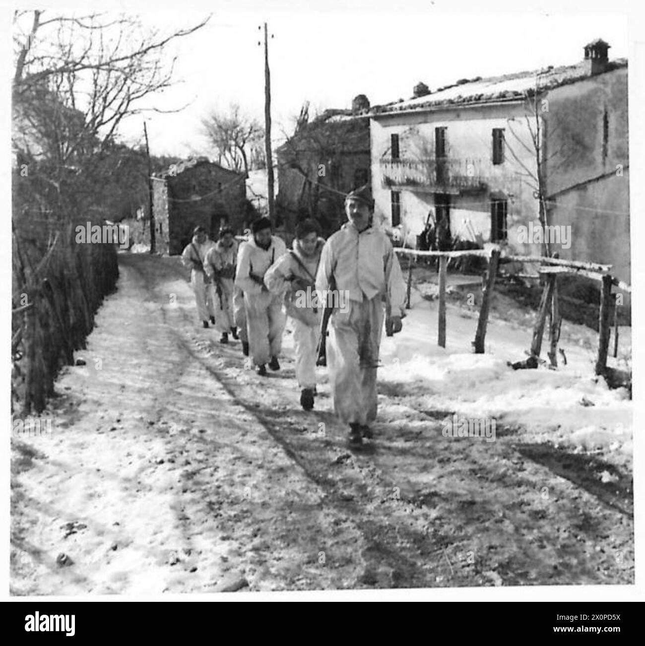 FIFTH ARMY : ITALIAN PARTISANS - Patrol leaves the outpost to assist ...