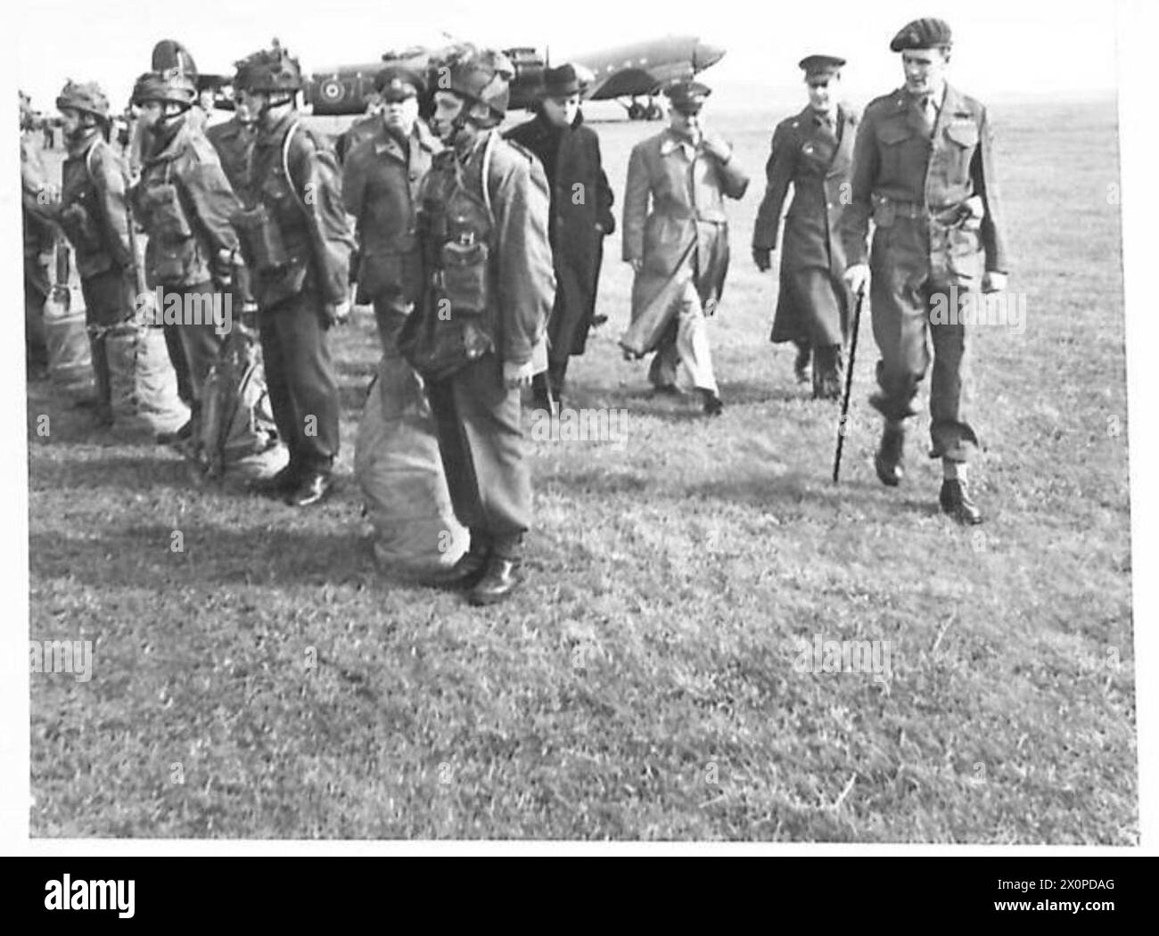 BRAZILIAN WAR MINISTER VISITS AN AIRBORNE DIVISION - General Dutra ...