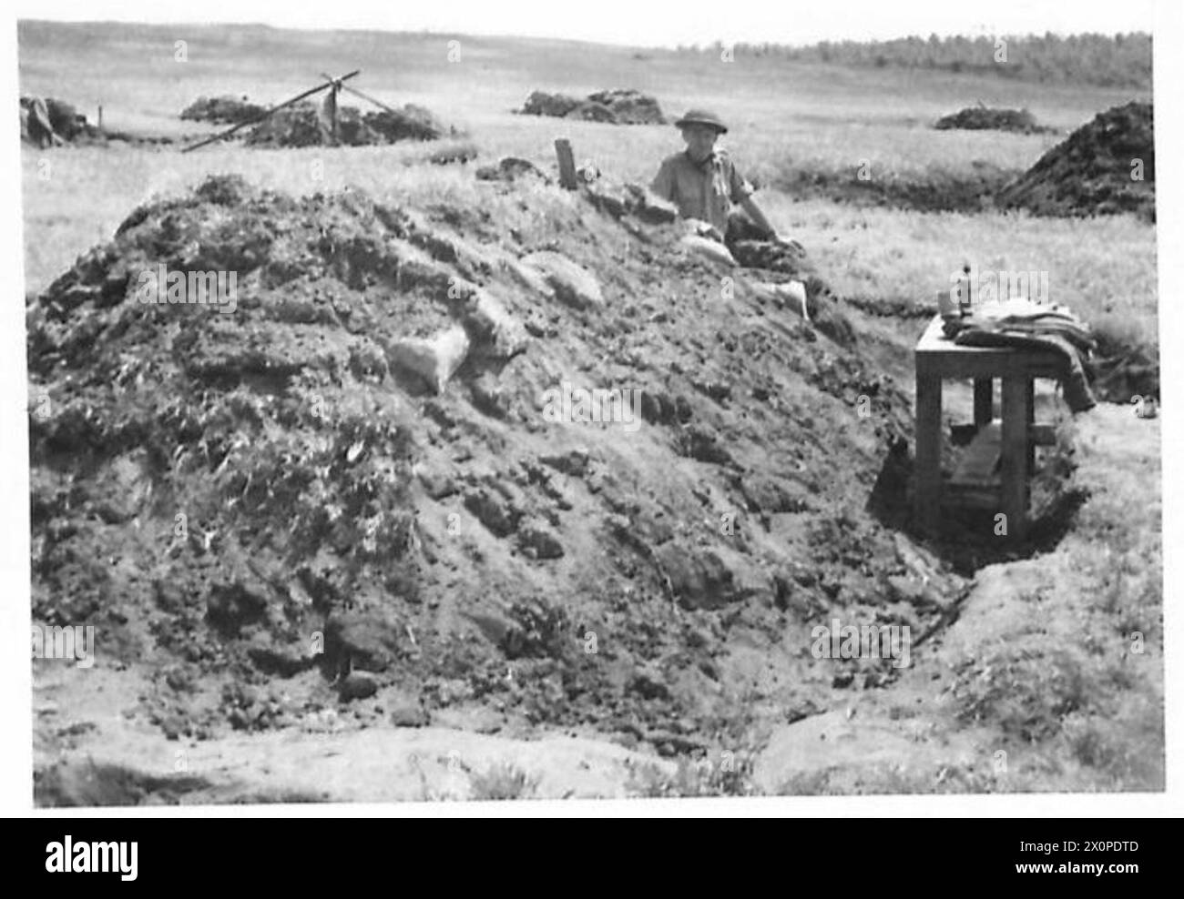 FIFTH ARMY : ANZIO BRIDGEHEAD - VARIOUS - - The curious inverted dug ...