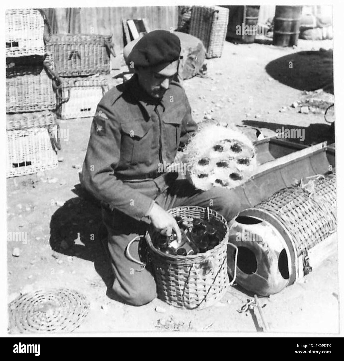 ITALY : AIRBORNE OPERATIONS - Pte. Gilkison of London packs glucose ...