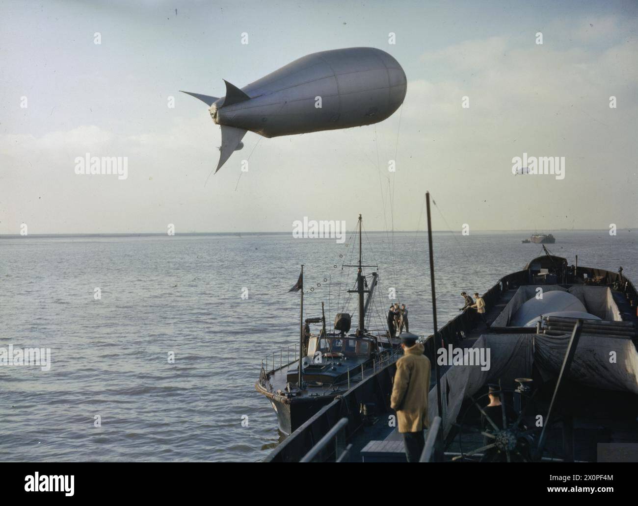 ROYAL AIR FORCE BALLOON COMMAND, 1939-1945. - Mixed crew of sailors and ...