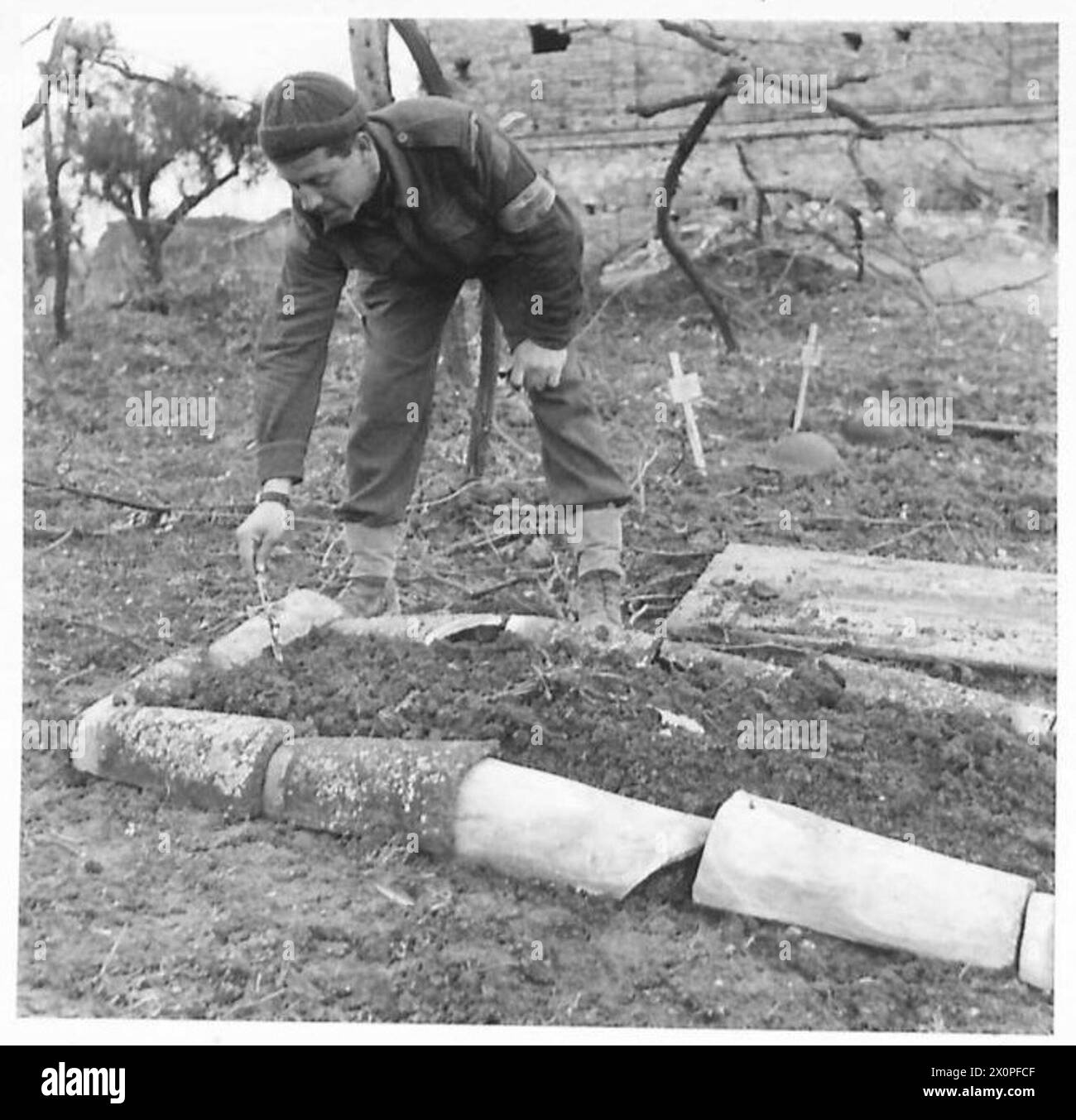 ITALY : EIGHTH ARMYFRONT LINE VILLAGE - Pte. T.V. Gibson of La Salle ...