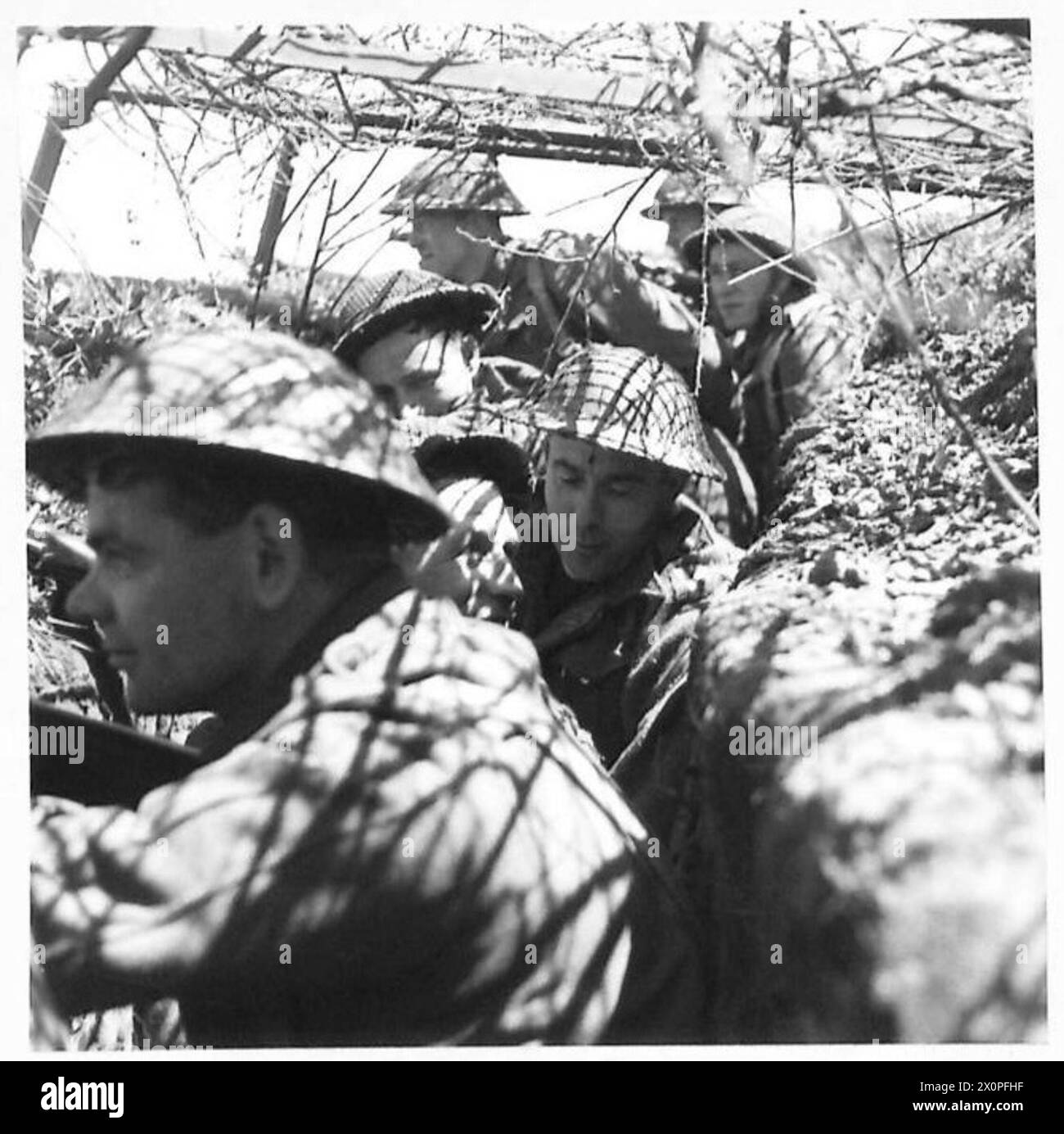 FIFTH ARMY : ANZIO BRIDGEHEAD FRONT LINE PADRE - At another platoon position, Capt. Davies chats ...
