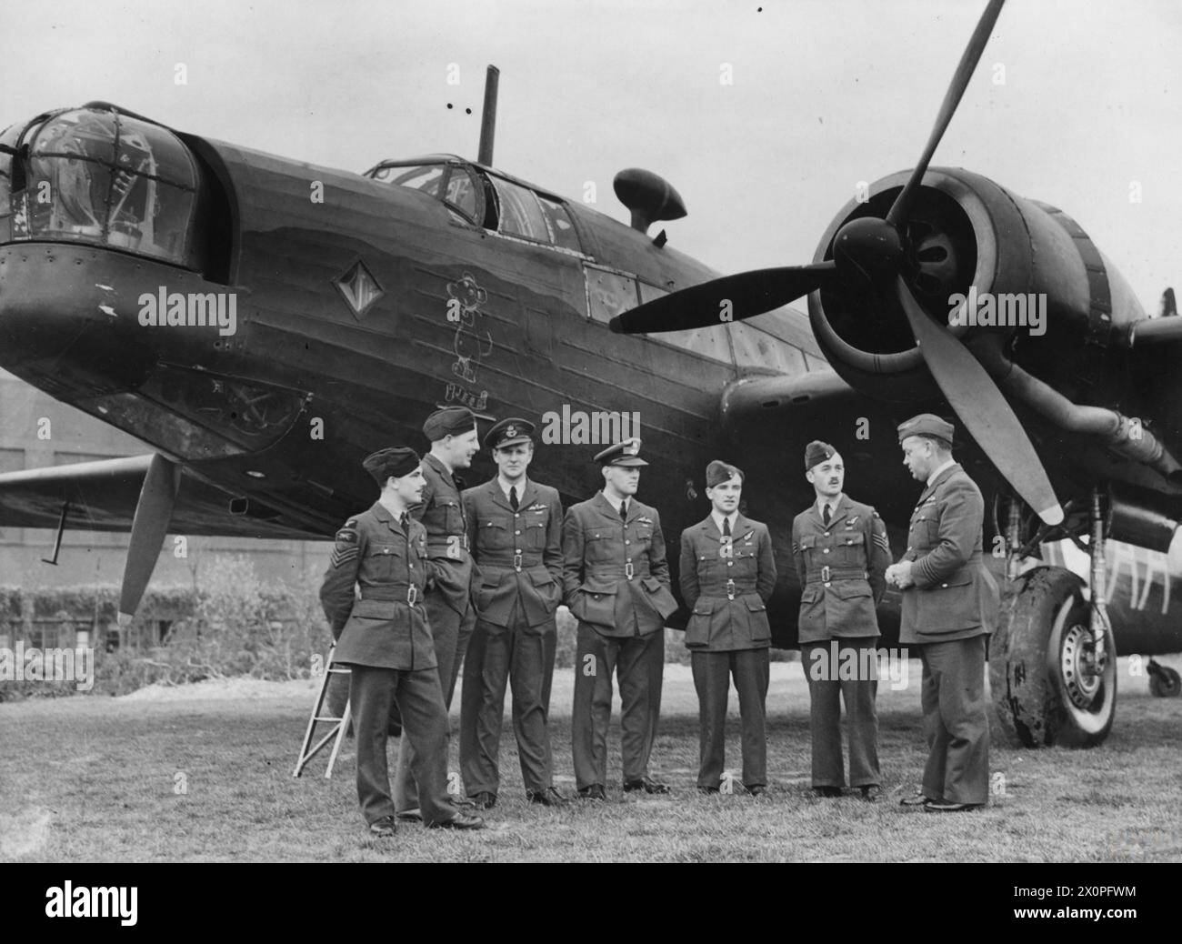 RAF BOMBER COMMAND - Aircrew of No. 75 (New Zealand) Squadron in front ...