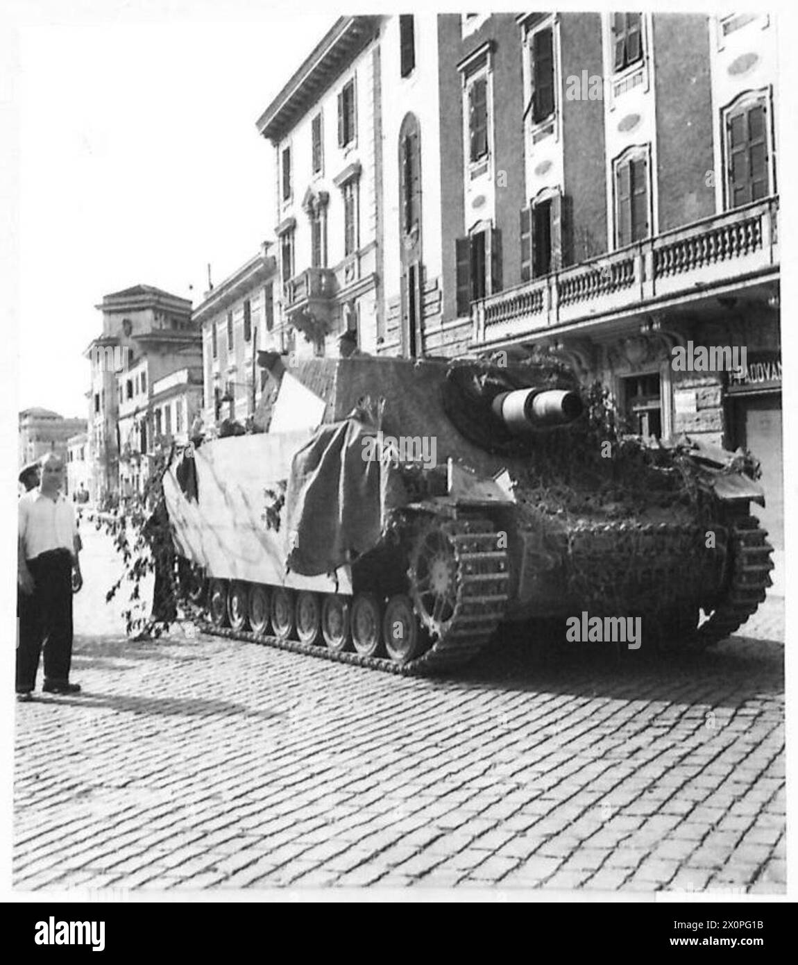 FIFTH ARMY : VARIOUS - Three-Quarter front view of a Ferdinand gun ...