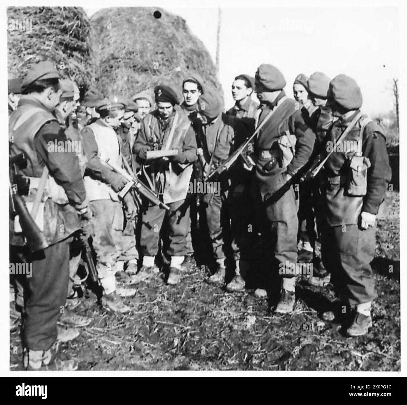 EIGHTH ARMY : VARIOUS - Lieut. Millen, London Irish Rifles, briefs his ...