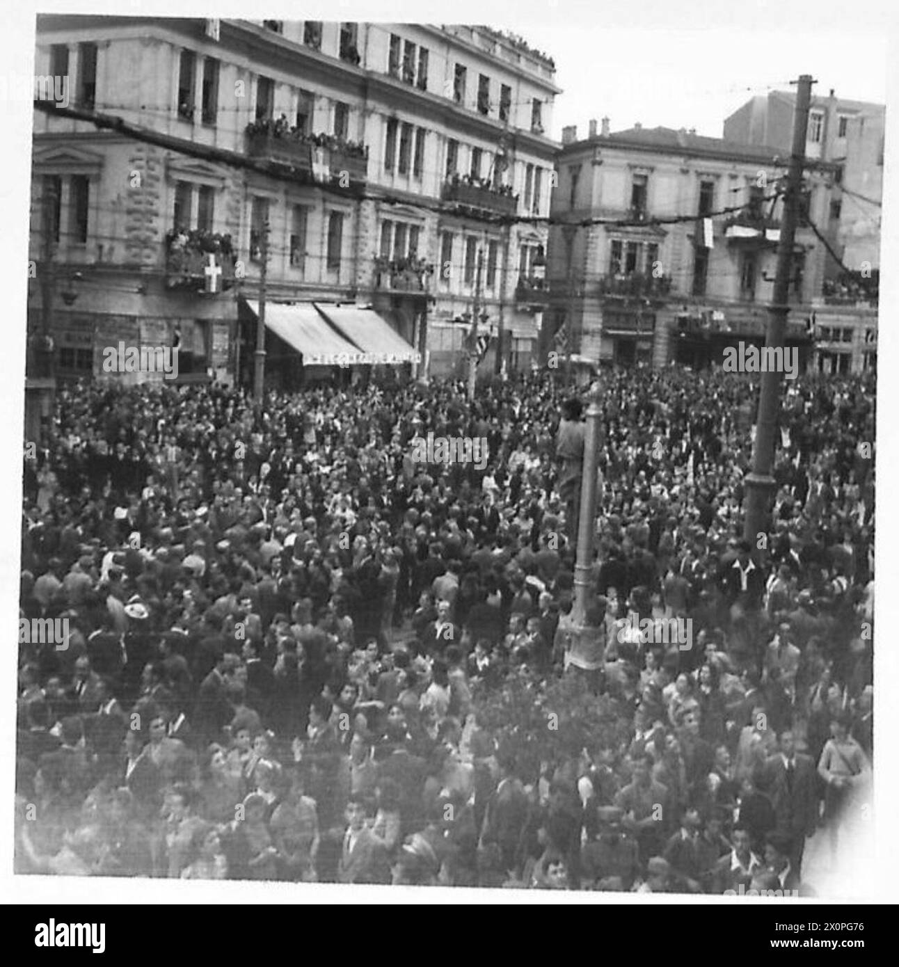 British paratroops enter Athens as crowds cheer and block the roads ...