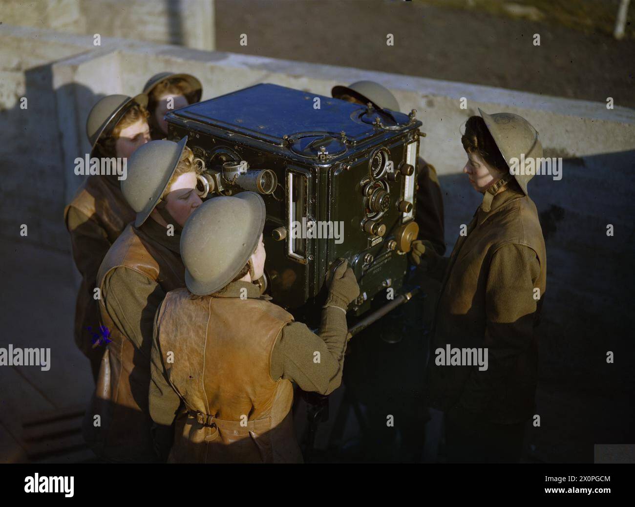 THE AUXILIARY TERRITORIAL SERVICE AT AN ANTI-AIRCRAFT GUN SITE IN ...