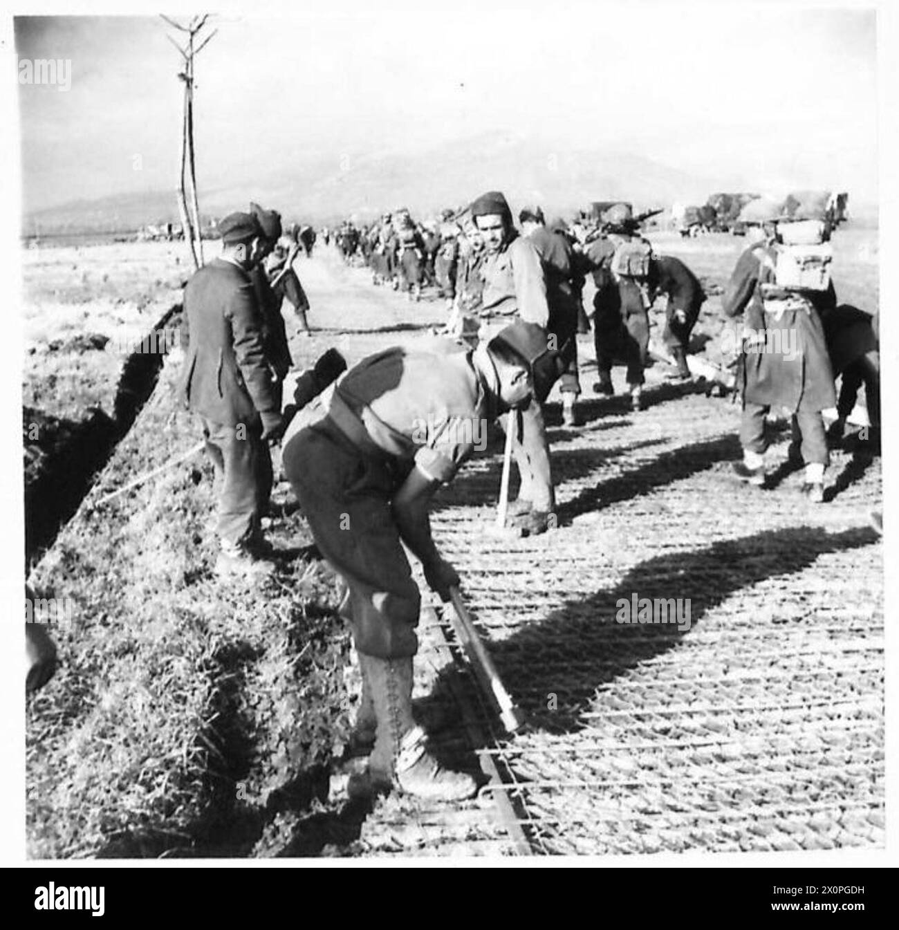 ITALY : FIFTH ARMYGARIGLIANO AREA - Italian civilian workers repairing ...