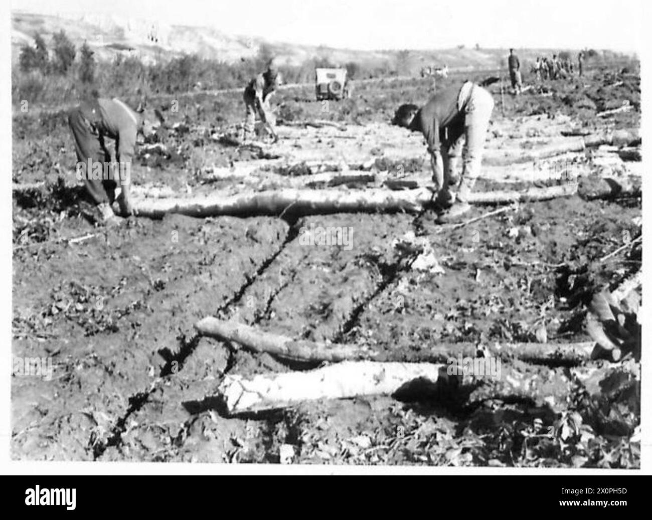 ITALY : EIGHTH ARMYNEW ZEALAND TROOPS ADVANCE OVER SANGRO RIVER - New ...