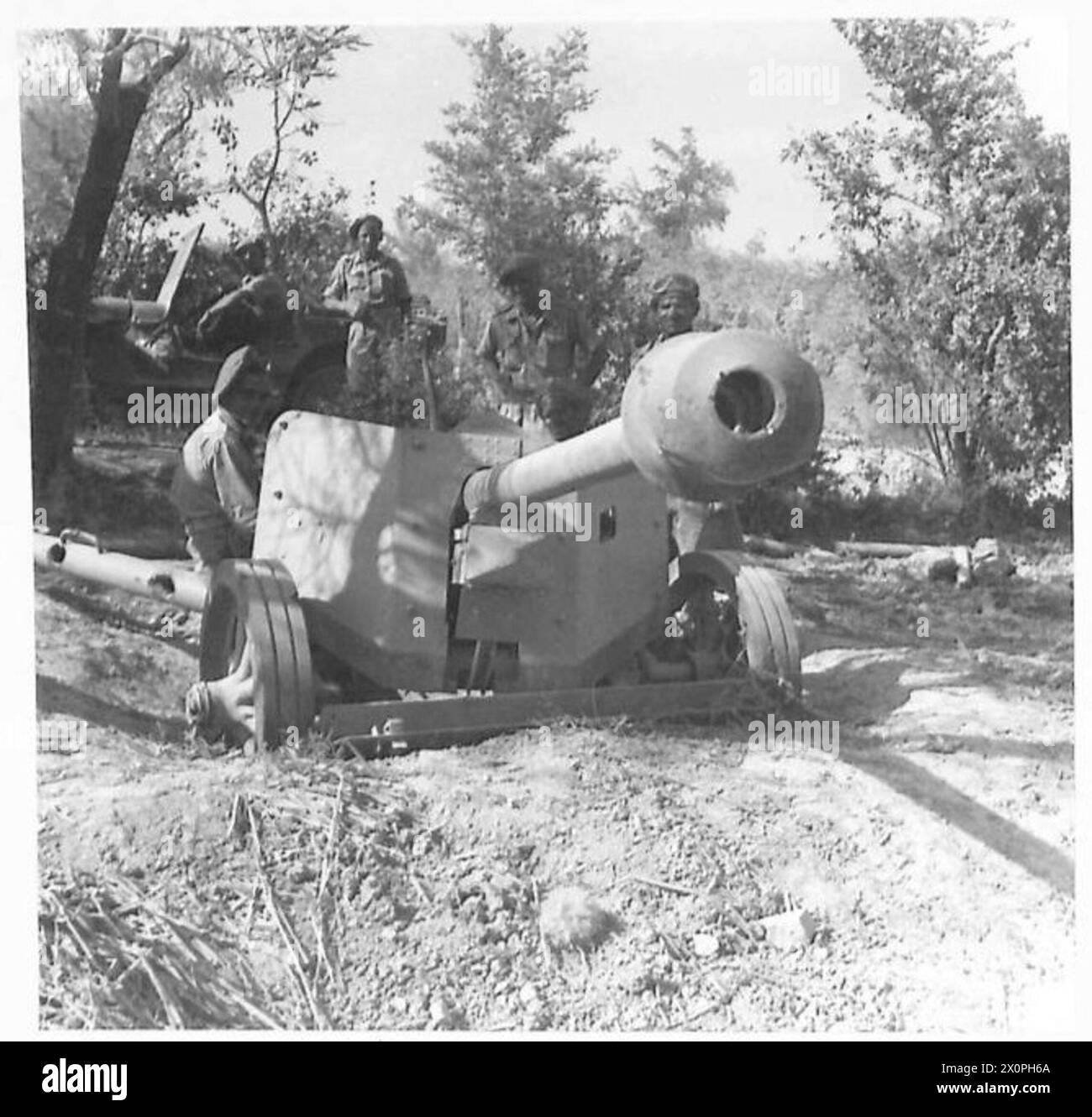 EIGHTH ARMY : VARIOUS - A knocked-out German anti-tank gun outside San ...