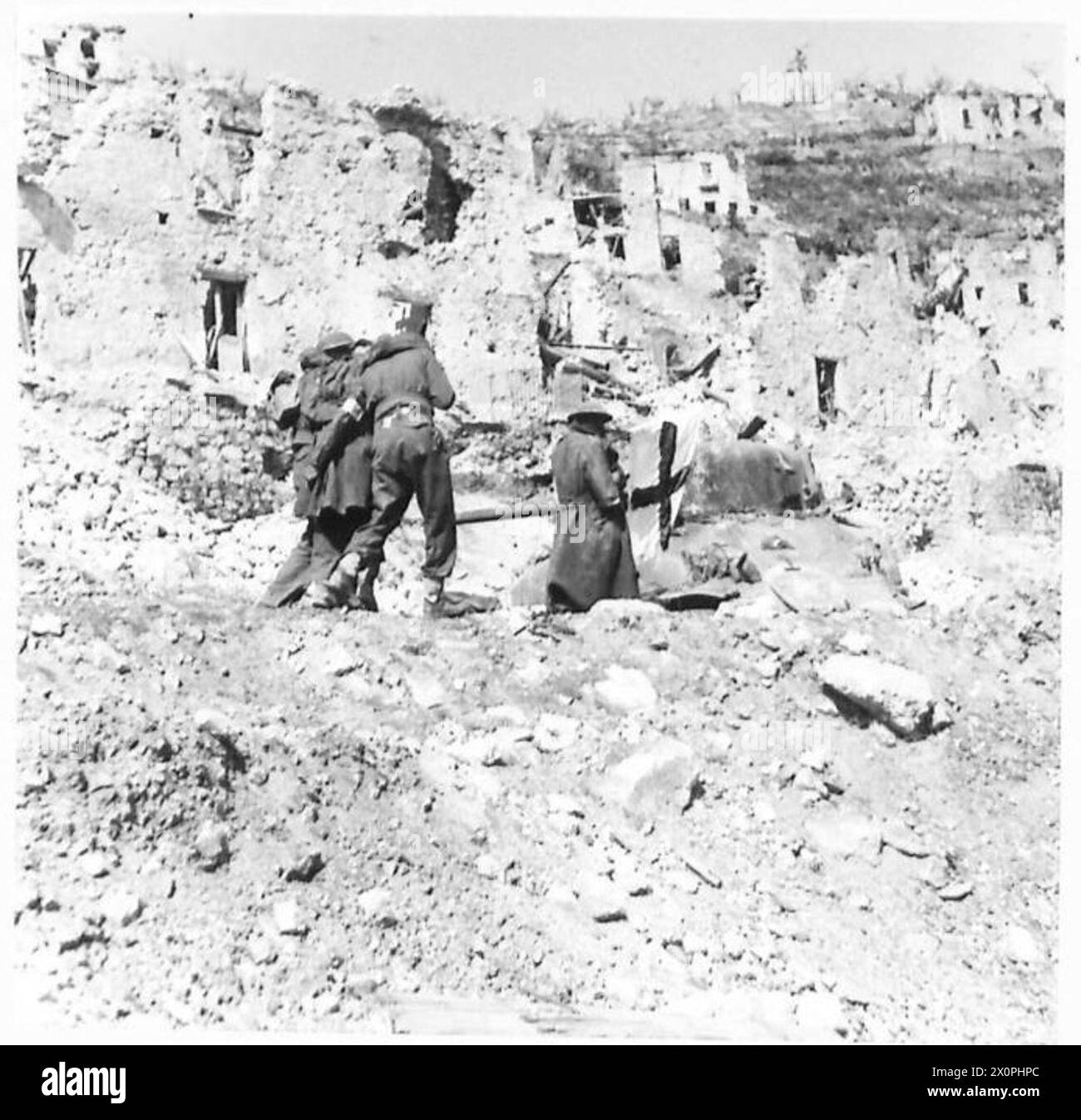 Wounded soldiers return from Castle Hill under Red Cross protection ...