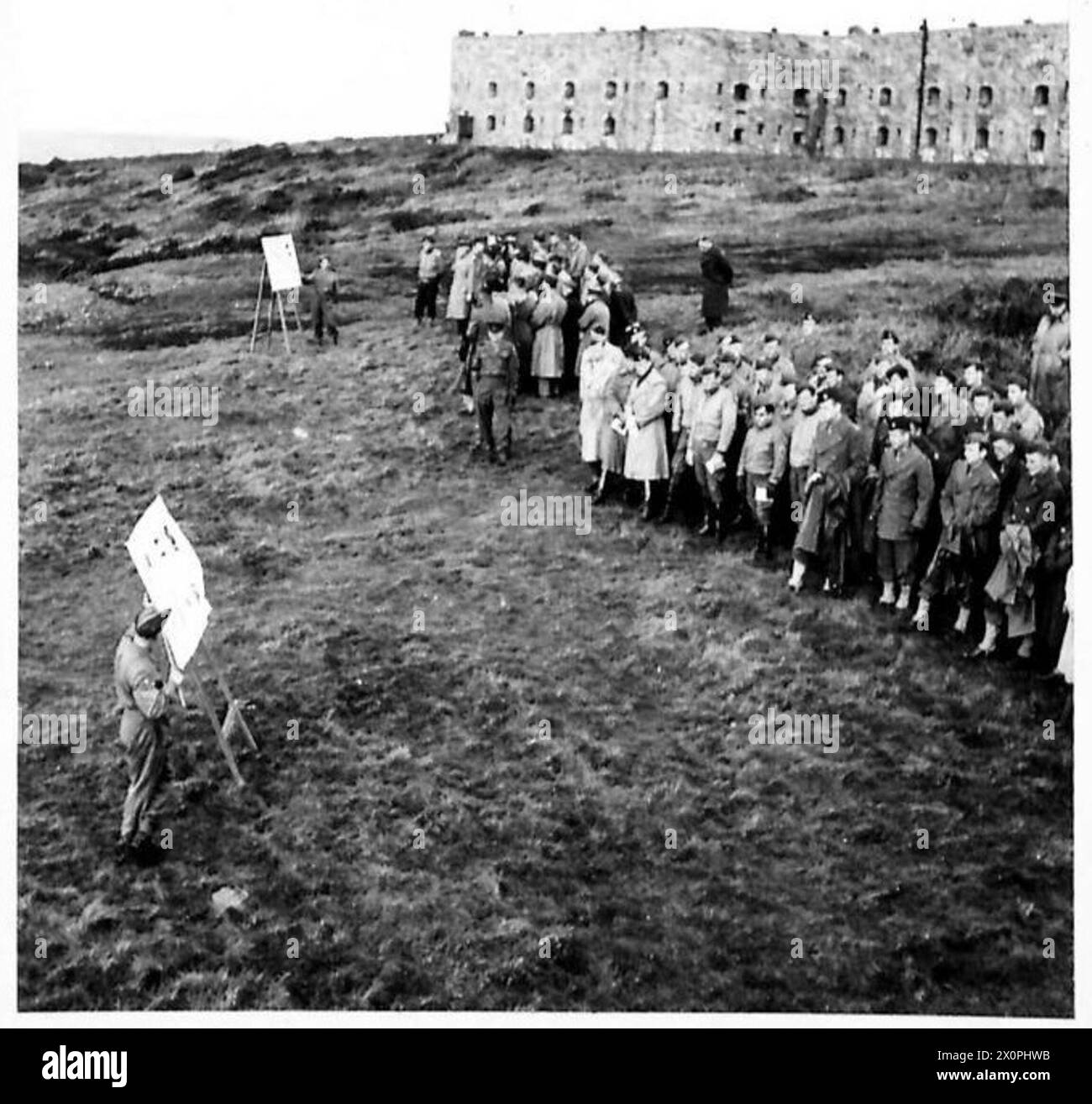 AMERICAN FORCES VISIT WEAPON TRAINING SCHOOL - American troops ...