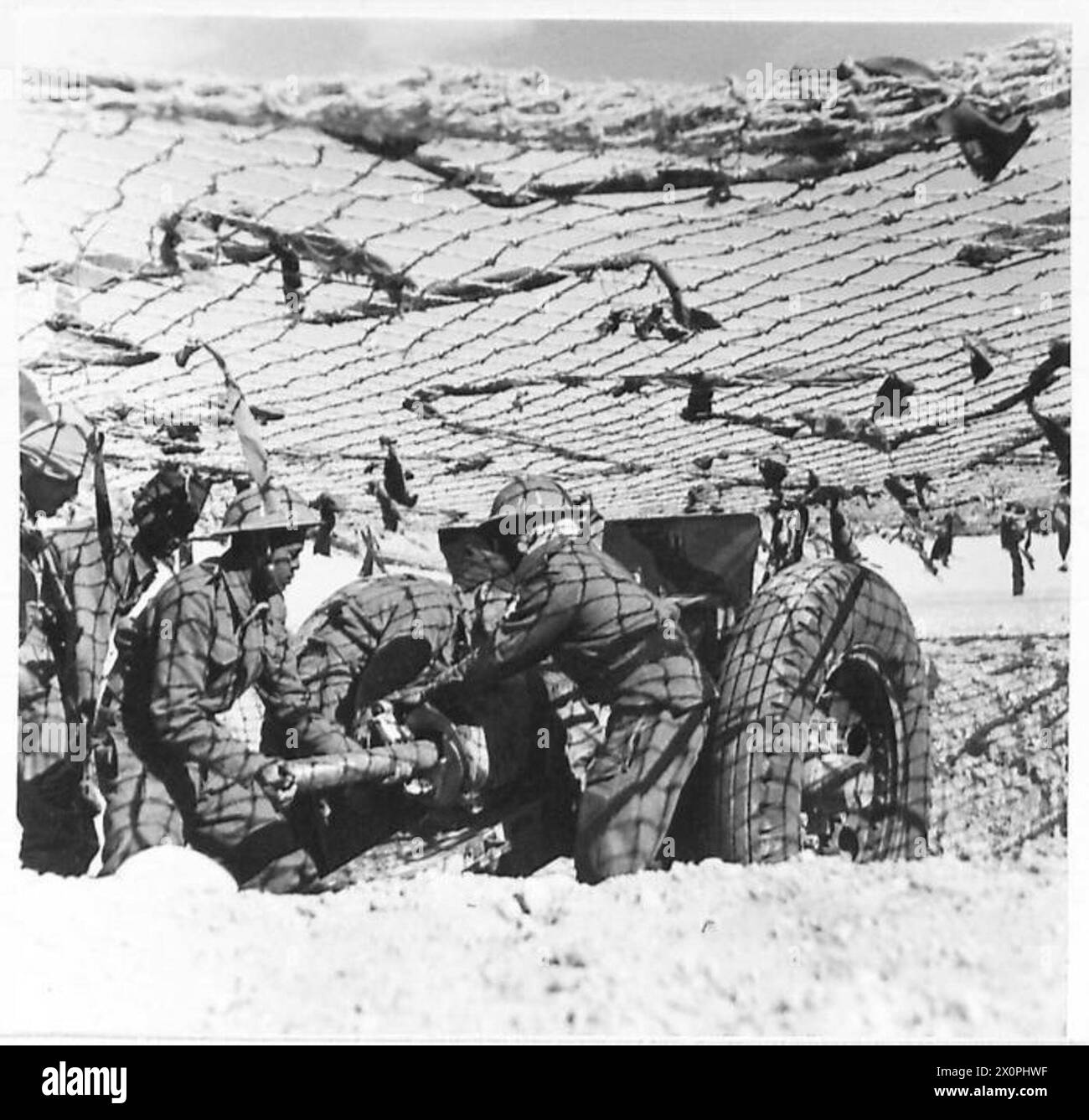 PICTURES TAKEN IN THE WESTERN DESERT - Getting a French 75 mm field and ...