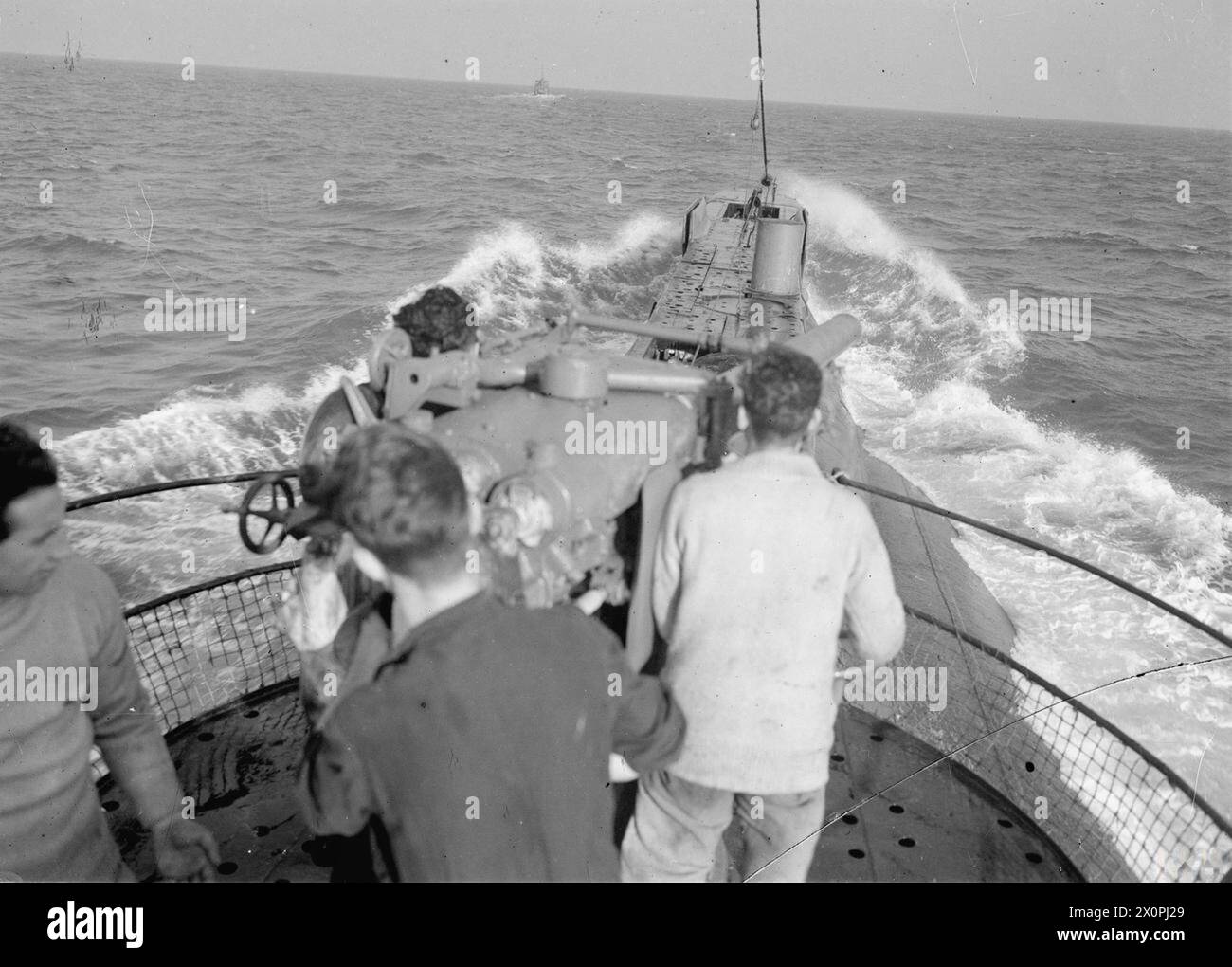 THE SUBMARINE HMS SUNFISH TRIES OUT HER GUNS. 4 NOVEMBER 1943 ...
