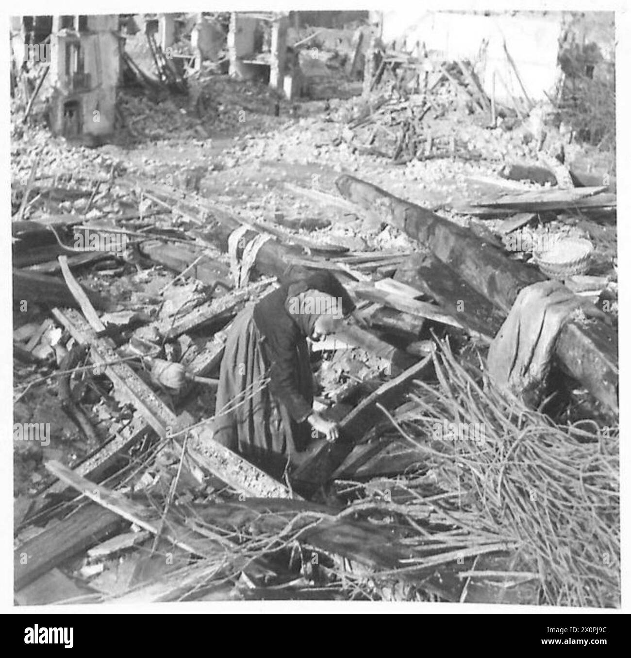ITALY : EIGHTH ARMYSCORCHED EARTH IN CASTEL DI SANGRO - An old lady ...