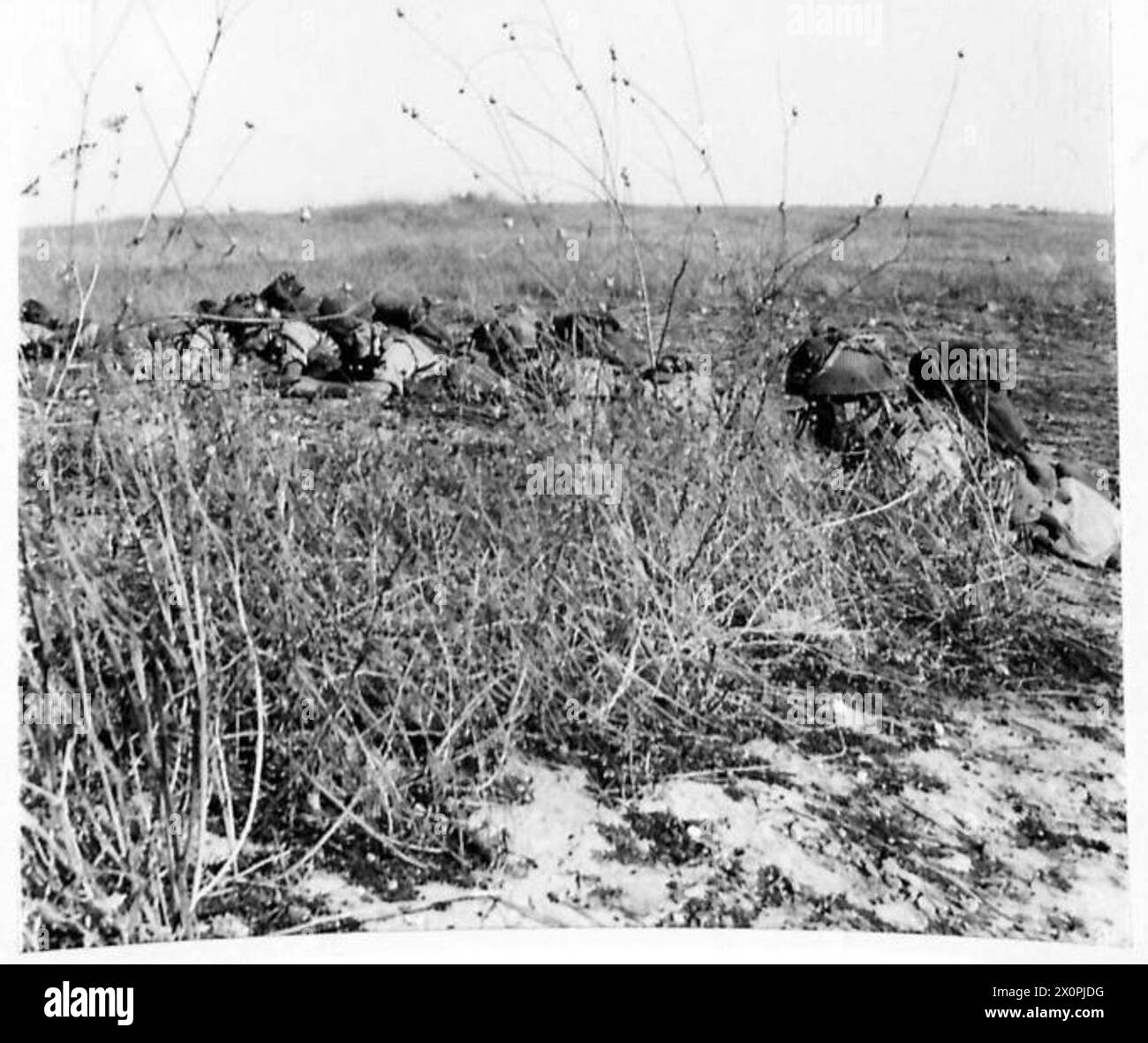 AIRBORNE DIVISION EXERCISE - RIFLE SECTION (PARATRR0PS) taking cover ...