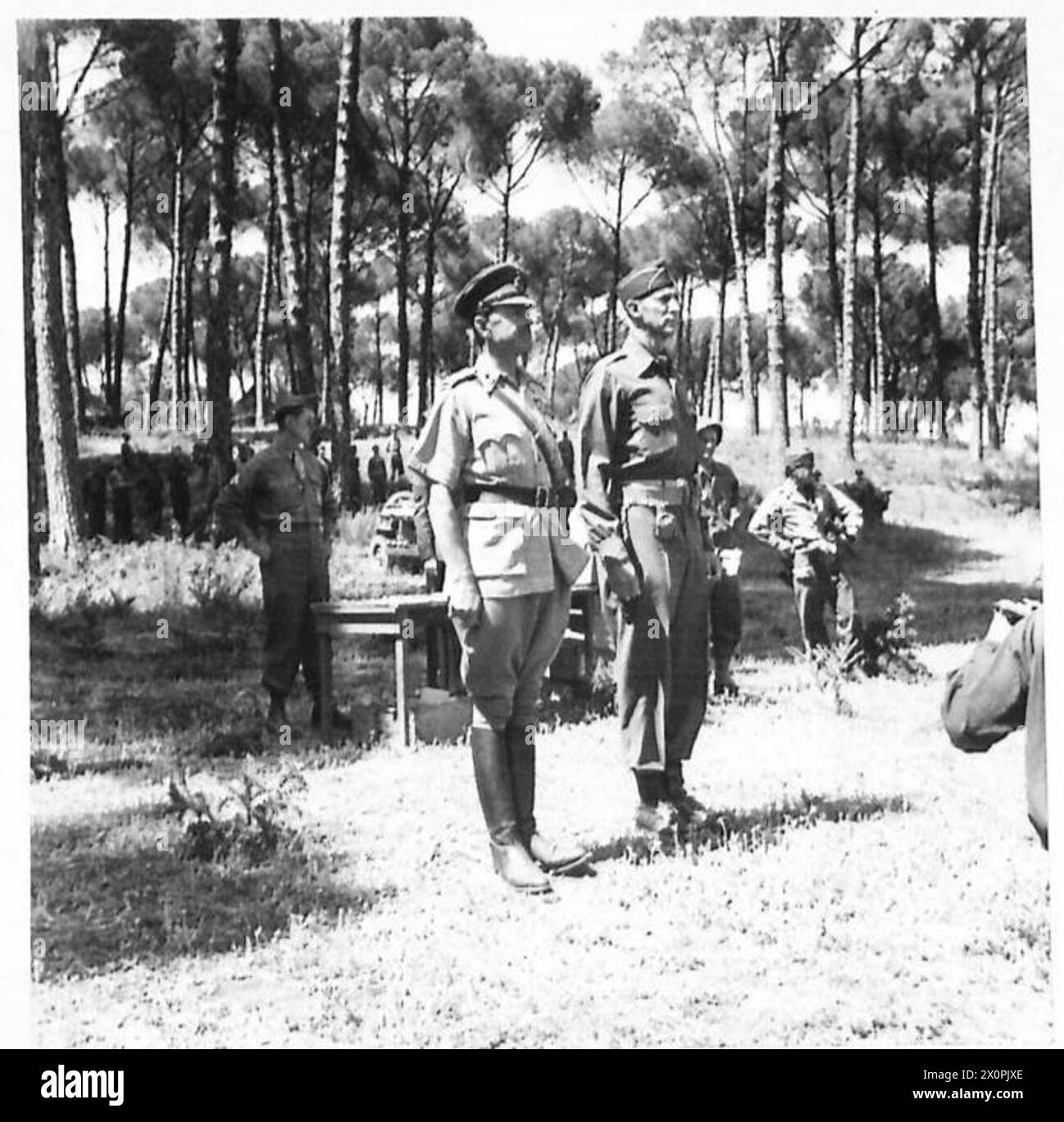 ROME : GENERALS ALEXANDER AND CLARK PRESENT AWARDS TO COMMANDERS ...