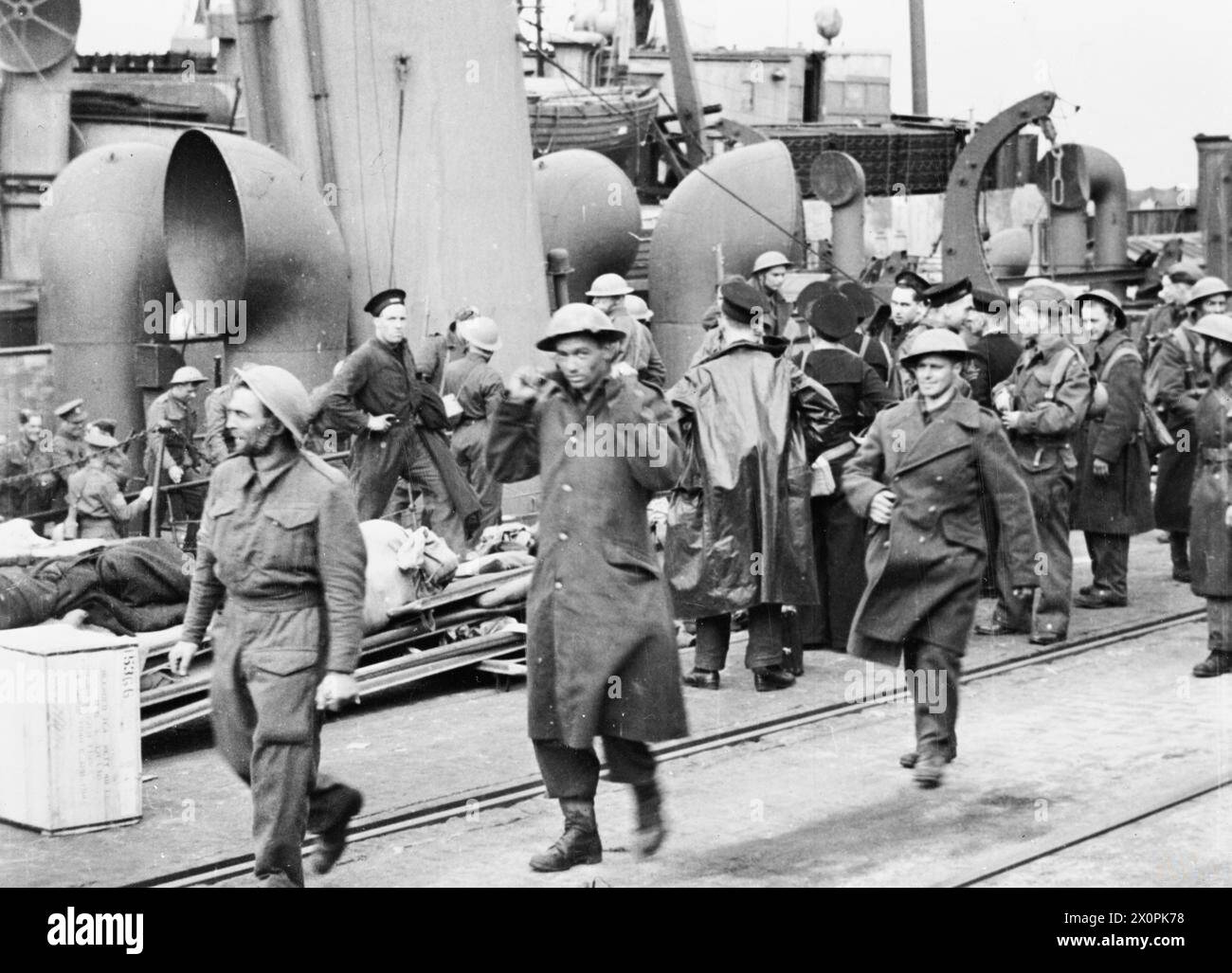 DUNKIRK 1940 - British troops disembarking from a destroyer at Dover ...