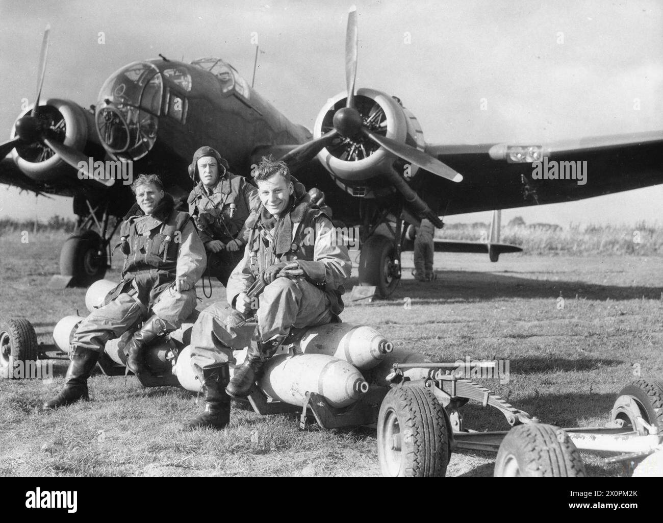 RAF BOMBER COMMAND 1940 - Handley Page Hampden of No. 83 Squadron with ...