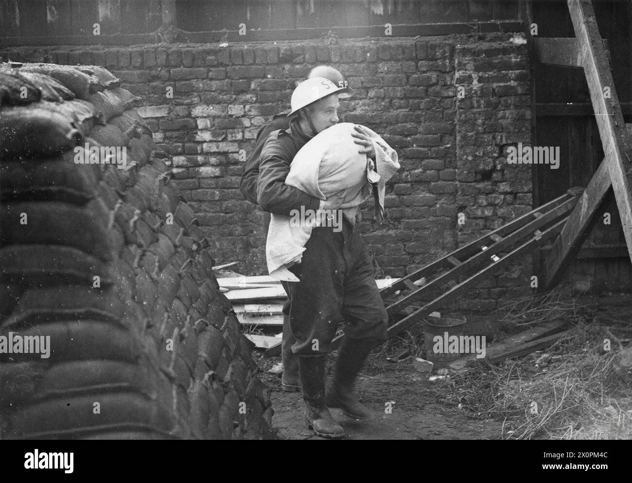 ARP MEDICAL: 1940 - ARP man carrying a dead baby in wrapped in a cloth ...