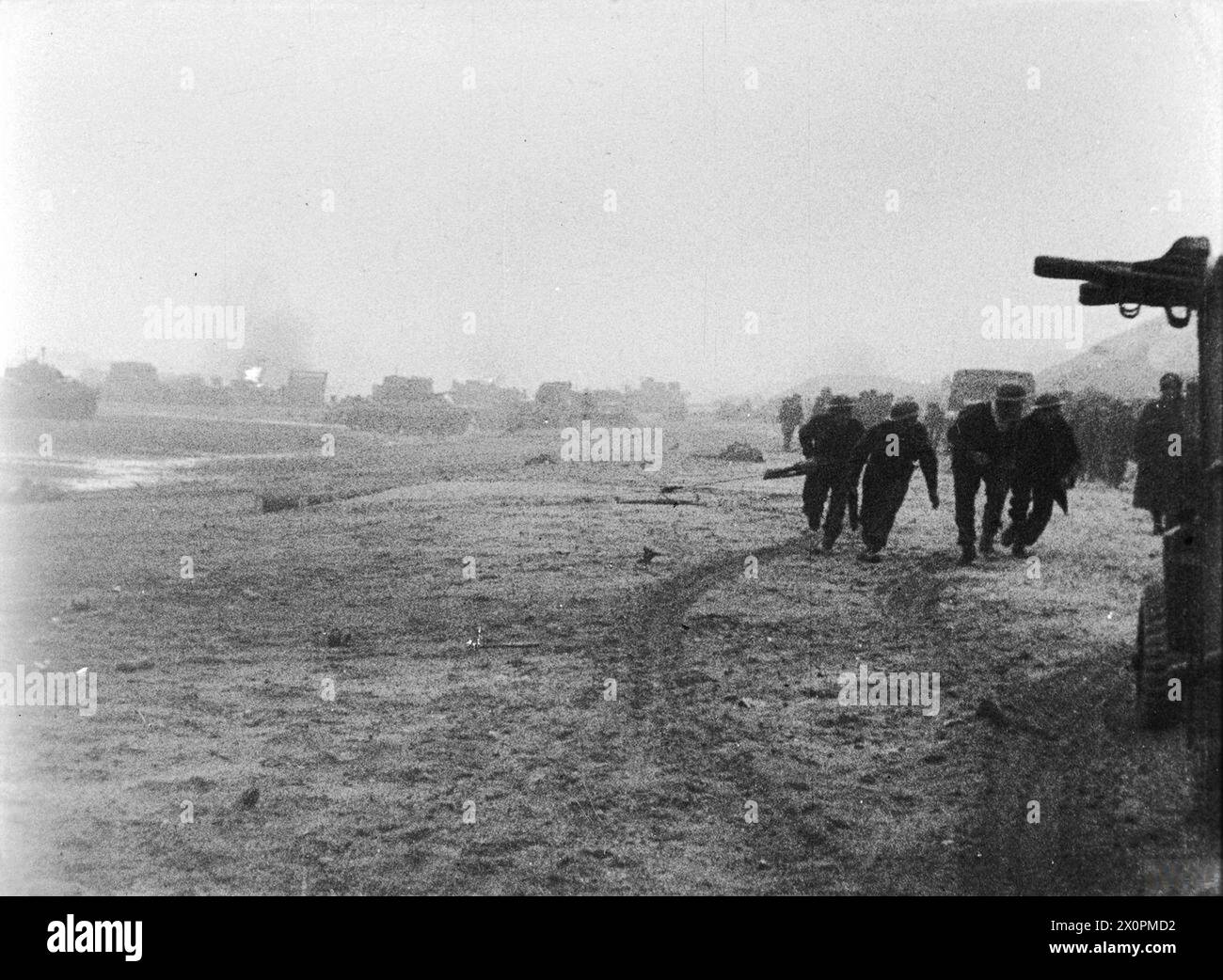 Normandy d day british troops beach hi-res stock photography and images ...